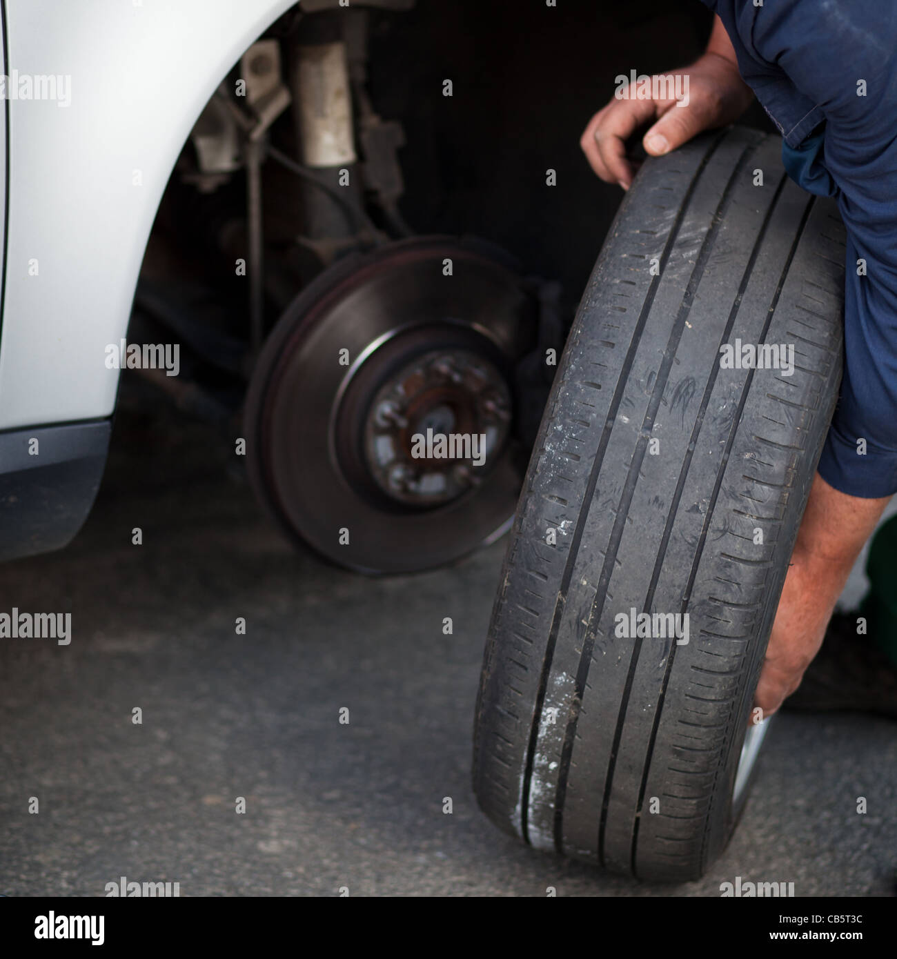 mechanic changing a wheel of a modern car Stock Photo - Alamy