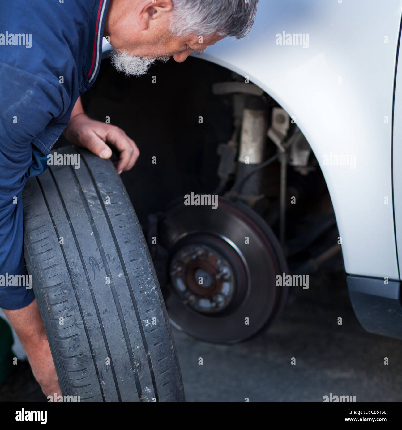 mechanic changing a wheel of a modern car Stock Photo - Alamy