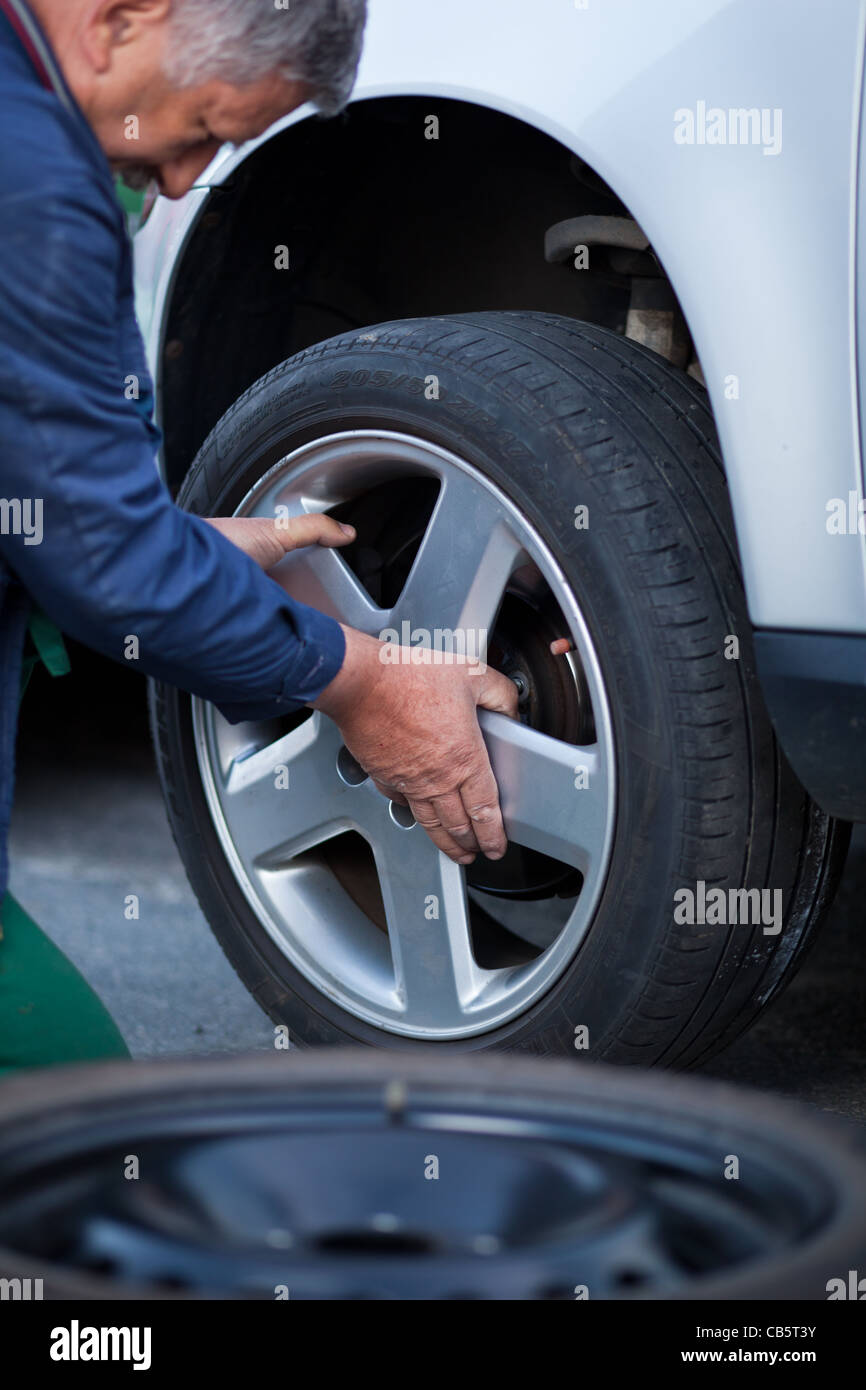 mechanic changing a wheel of a modern car Stock Photo - Alamy
