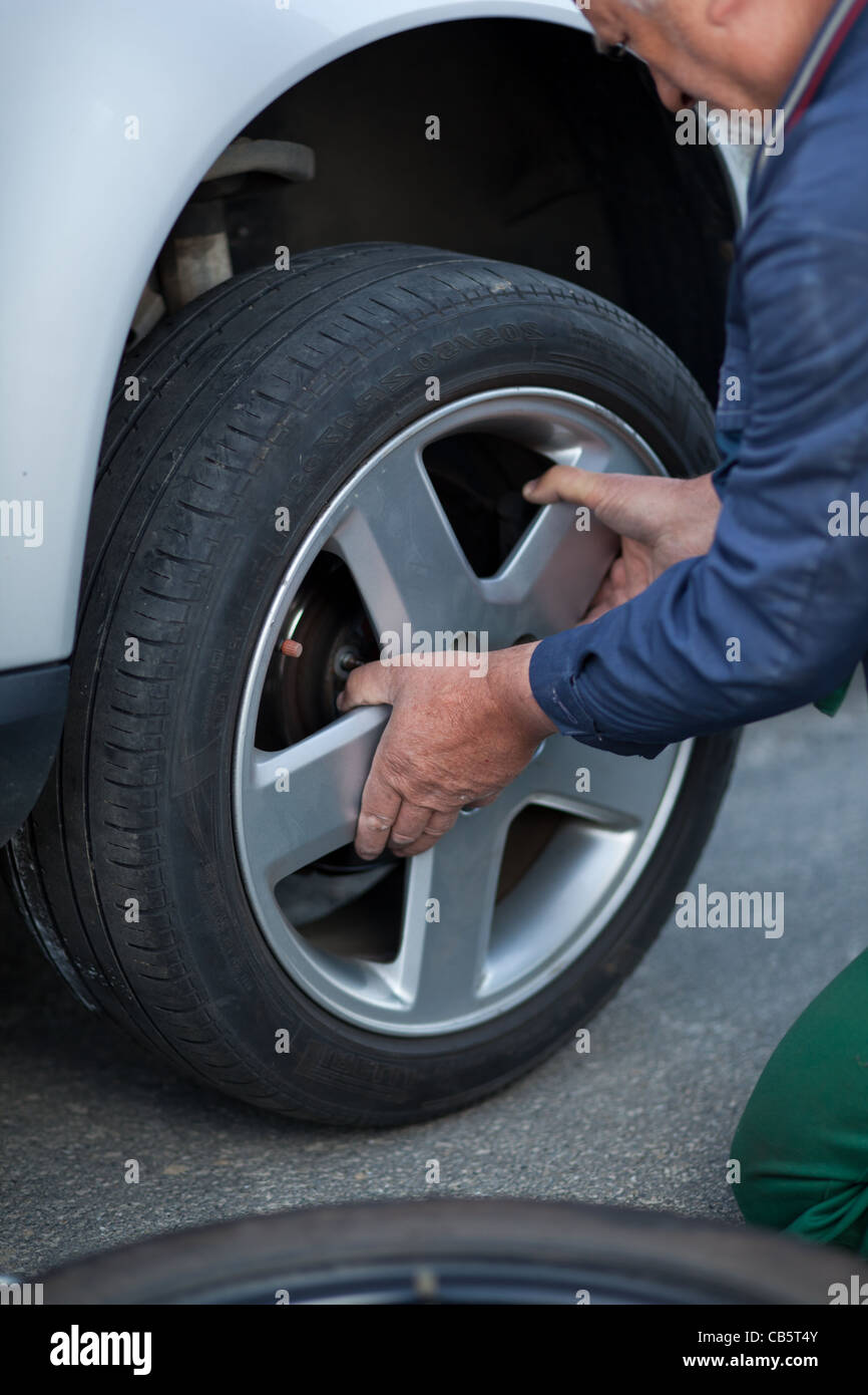 mechanic changing a wheel of a modern car Stock Photo - Alamy