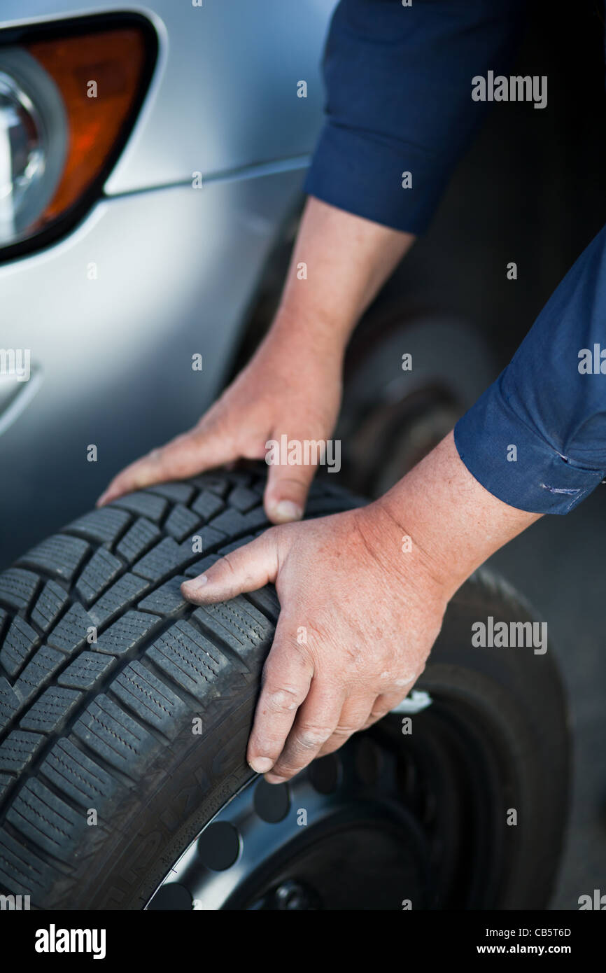 mechanic changing a wheel of a modern car Stock Photo - Alamy