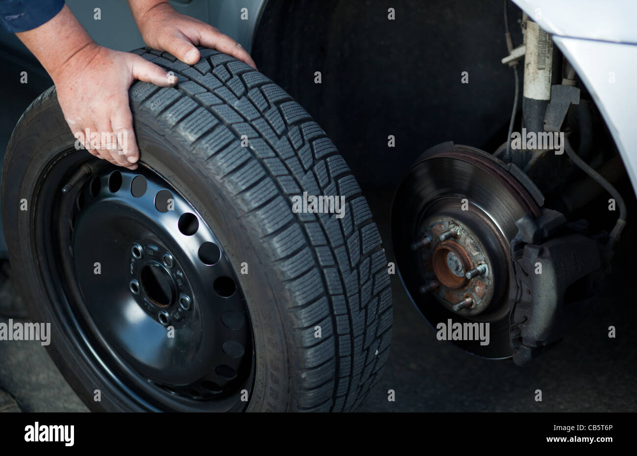 mechanic changing a wheel of a modern car Stock Photo - Alamy