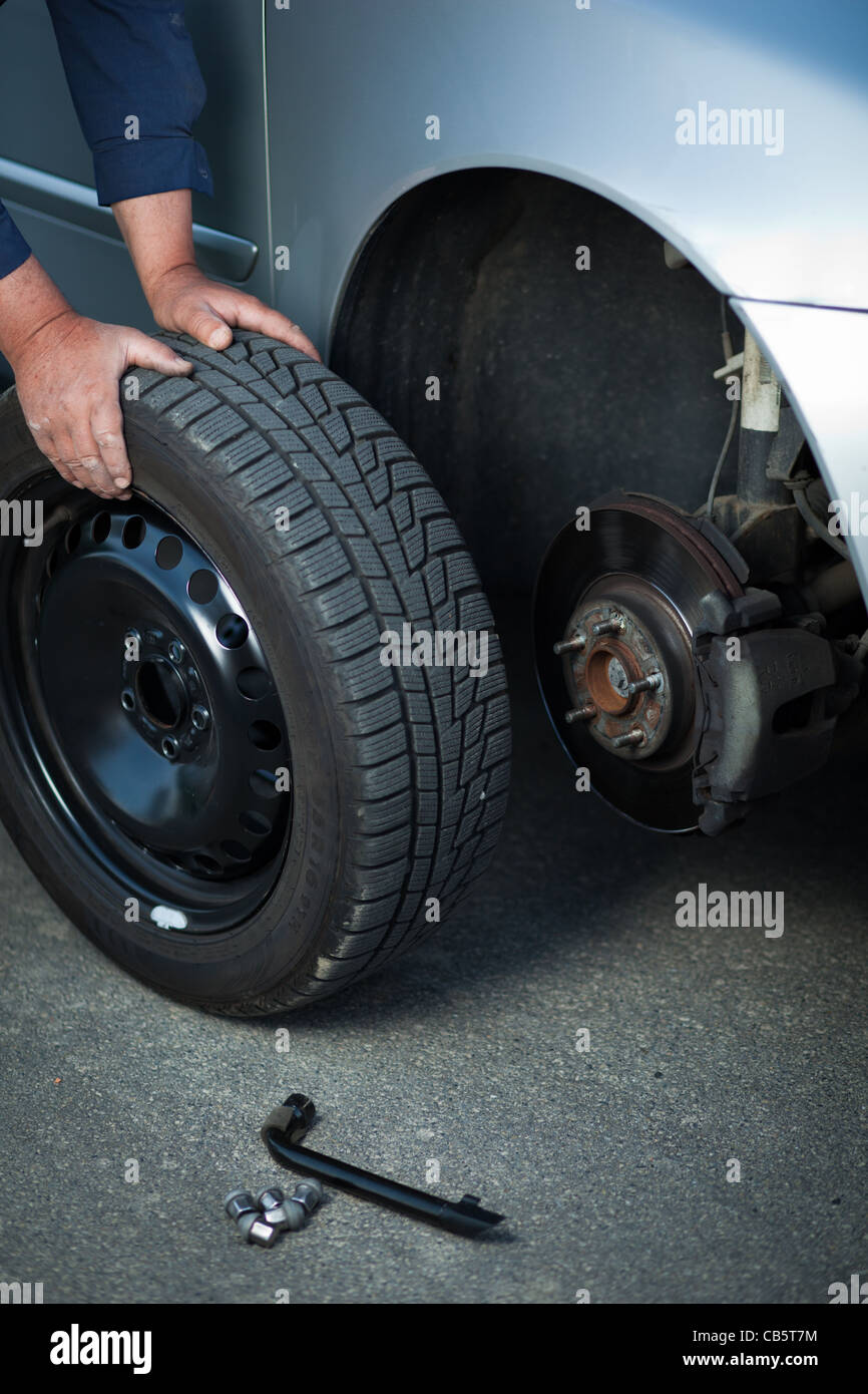mechanic changing a wheel of a modern car Stock Photo - Alamy