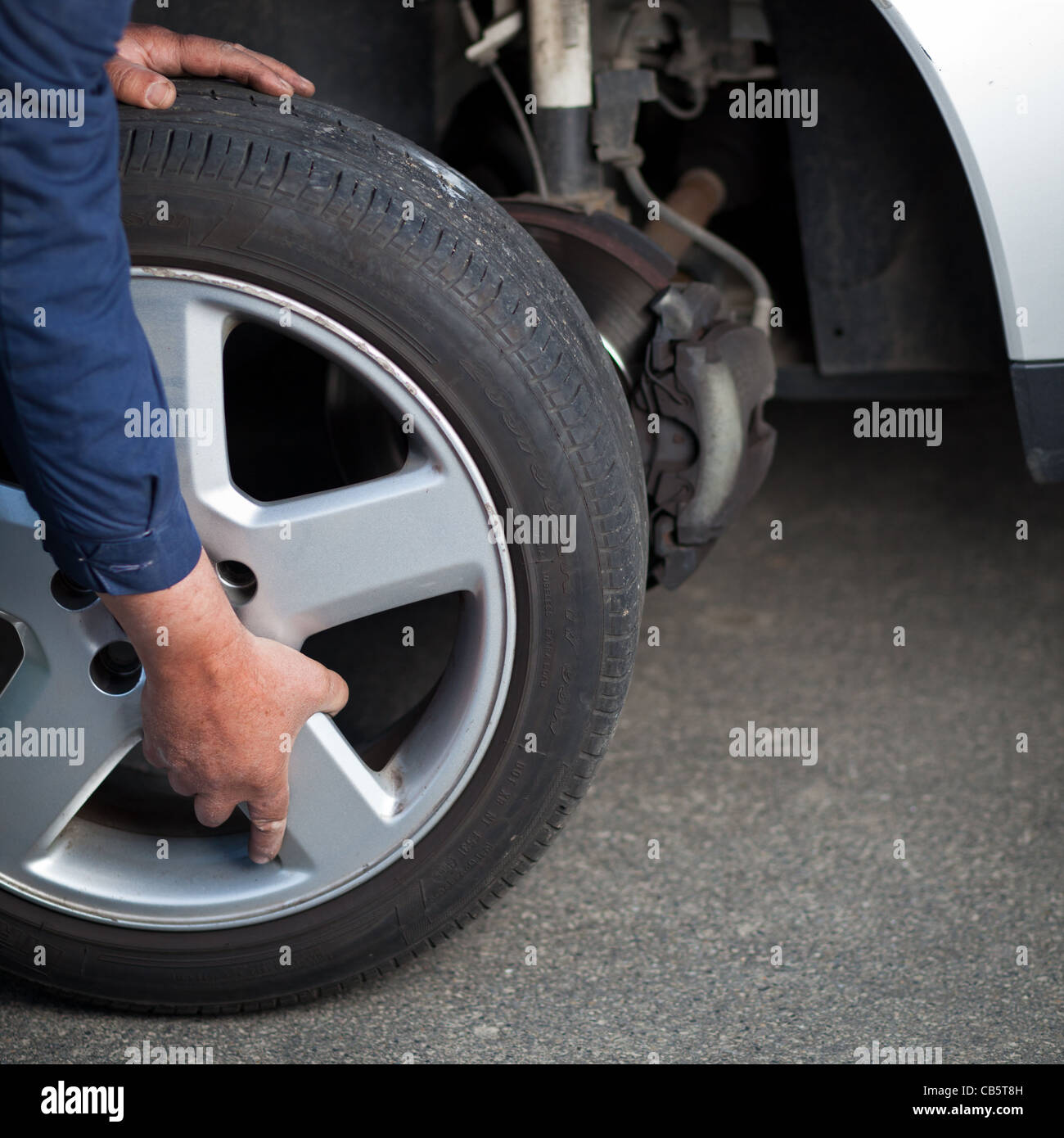 mechanic changing a wheel of a modern car Stock Photo - Alamy