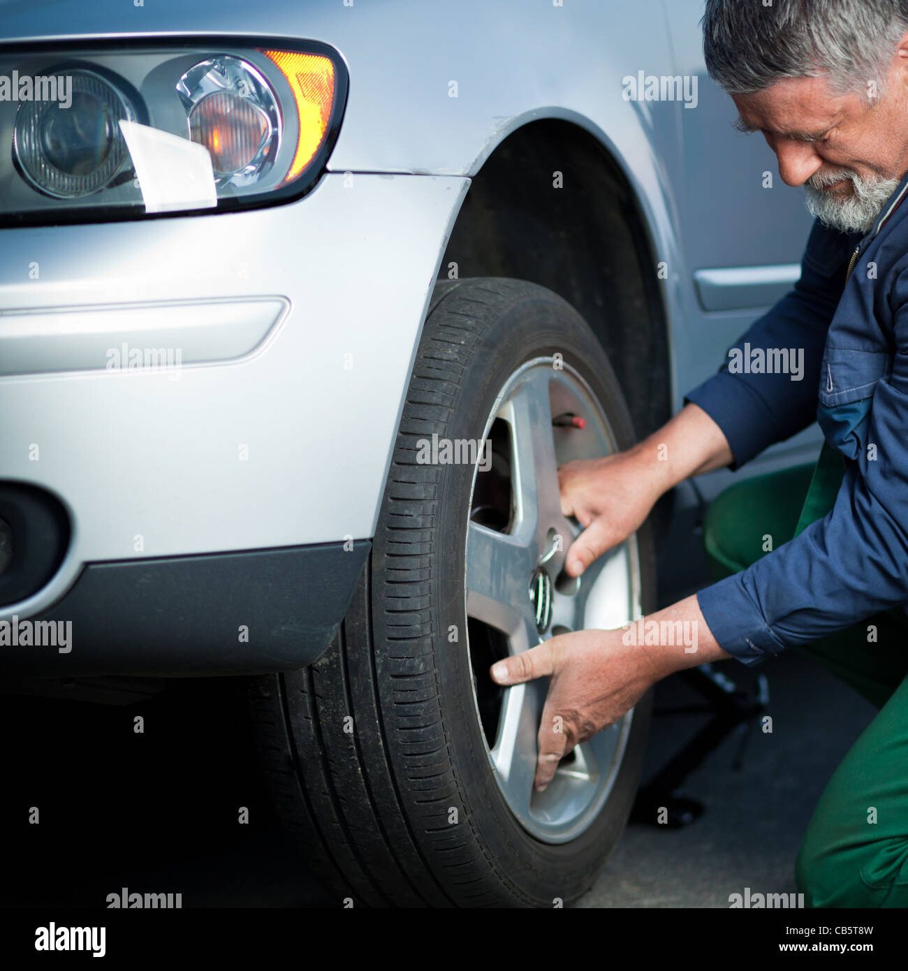 mechanic changing a wheel of a modern car Stock Photo - Alamy