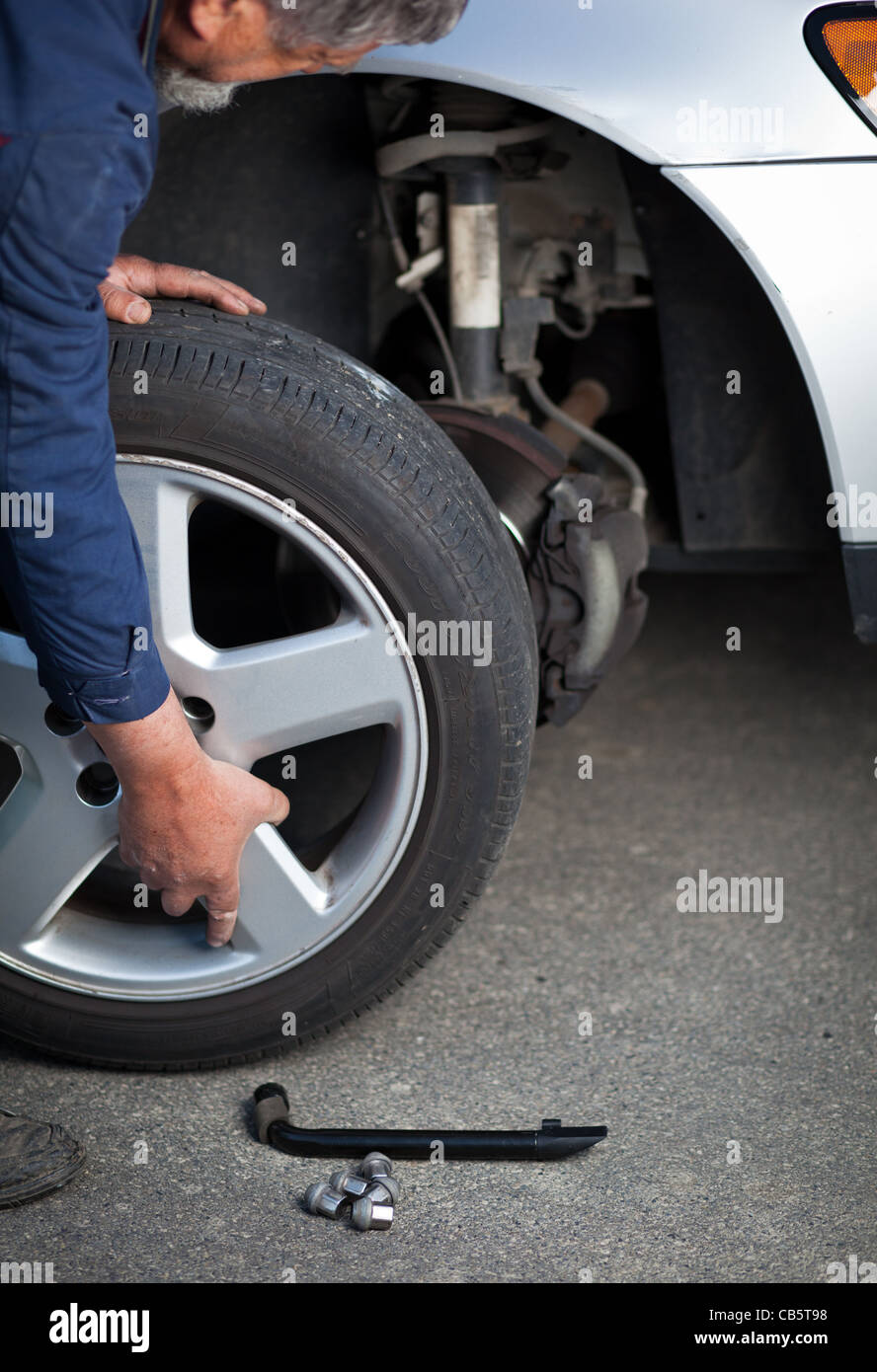 mechanic changing a wheel of a modern car Stock Photo - Alamy