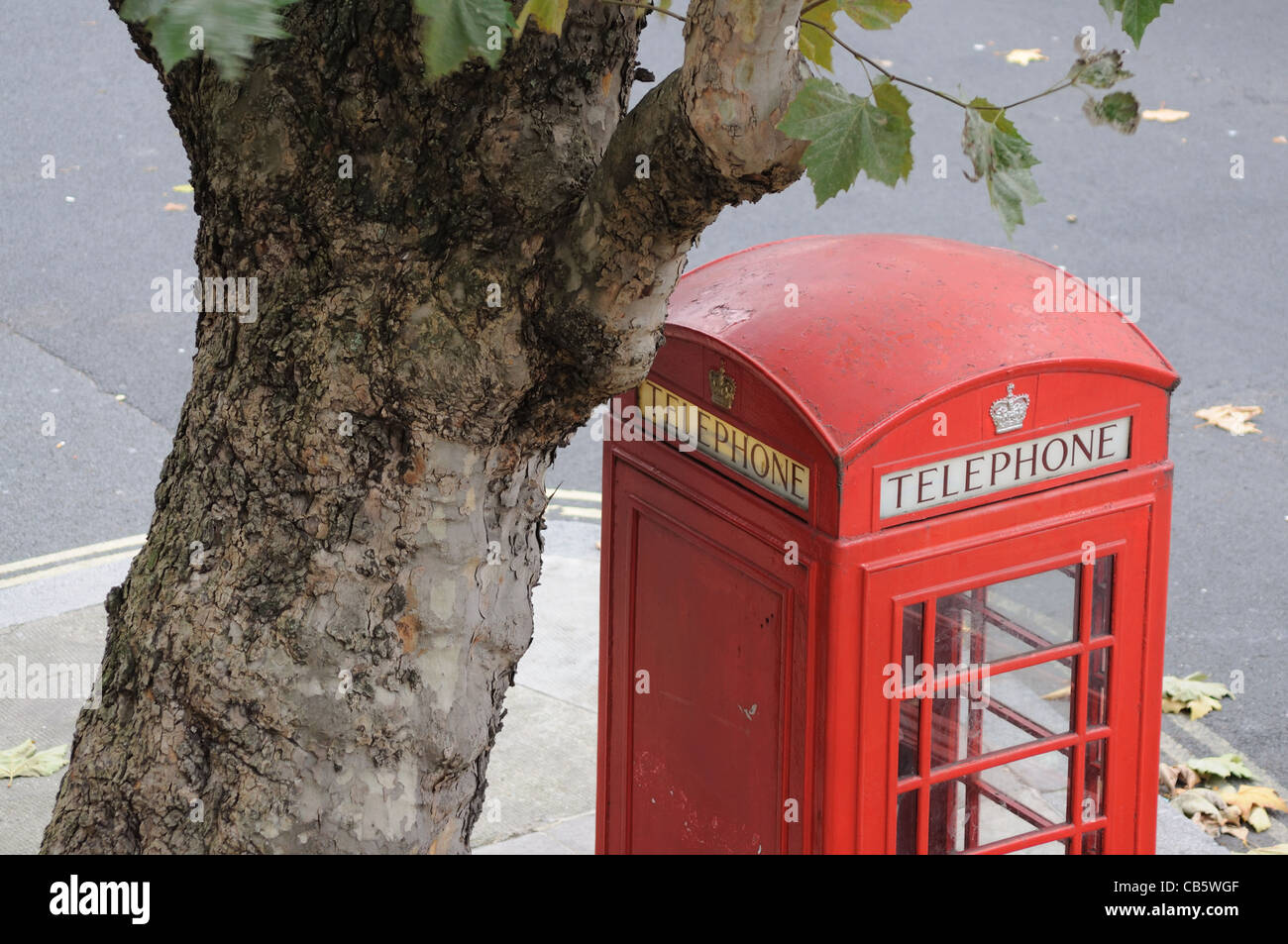 London: Traditional British telephone booth Stock Photo - Alamy