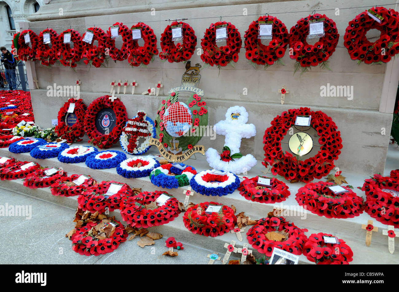 Remembrance day poppy wreaths cenotaph hi-res stock photography and ...