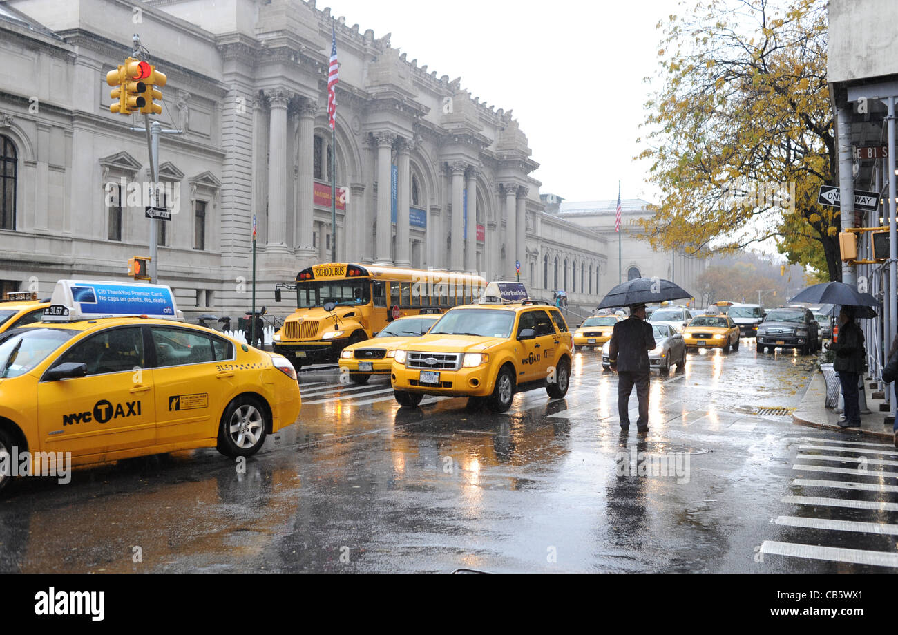 Yellow taxi cabs pass the Metropolitan Museum of Art Manhattan New York ...