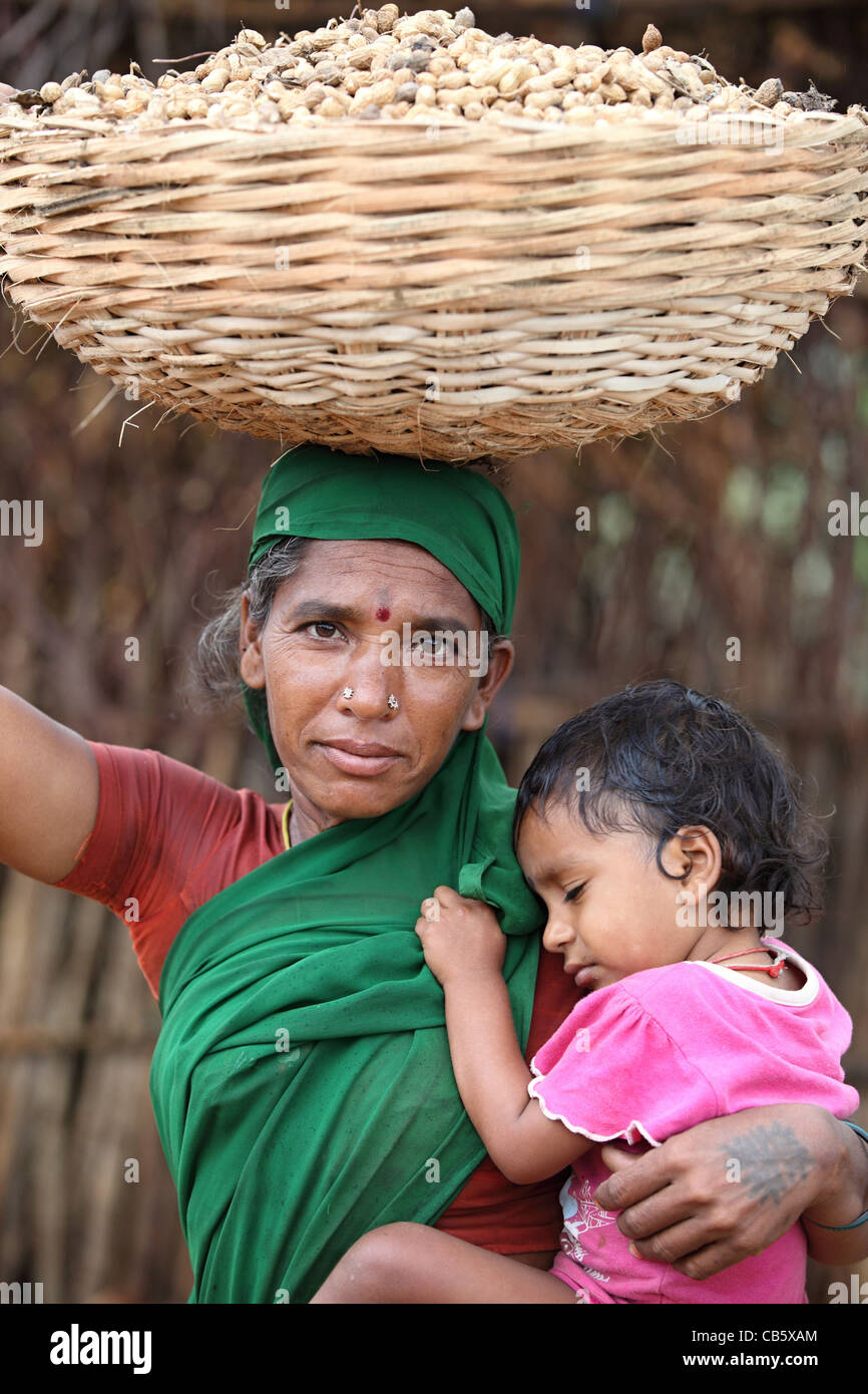 Poor mother and children hi-res stock photography and images - Alamy