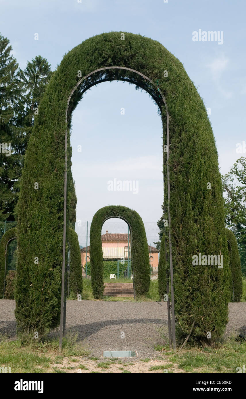 Topiary arch hi-res stock photography and images - Alamy