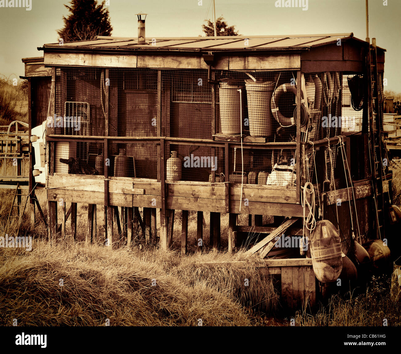 Ramshackle hut hi-res stock photography and images - Alamy