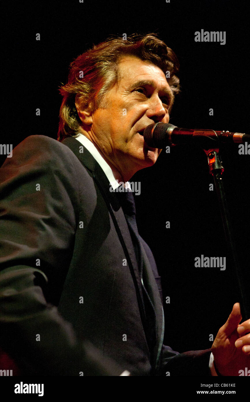 Bryan ferry live band hi-res stock photography and images - Alamy