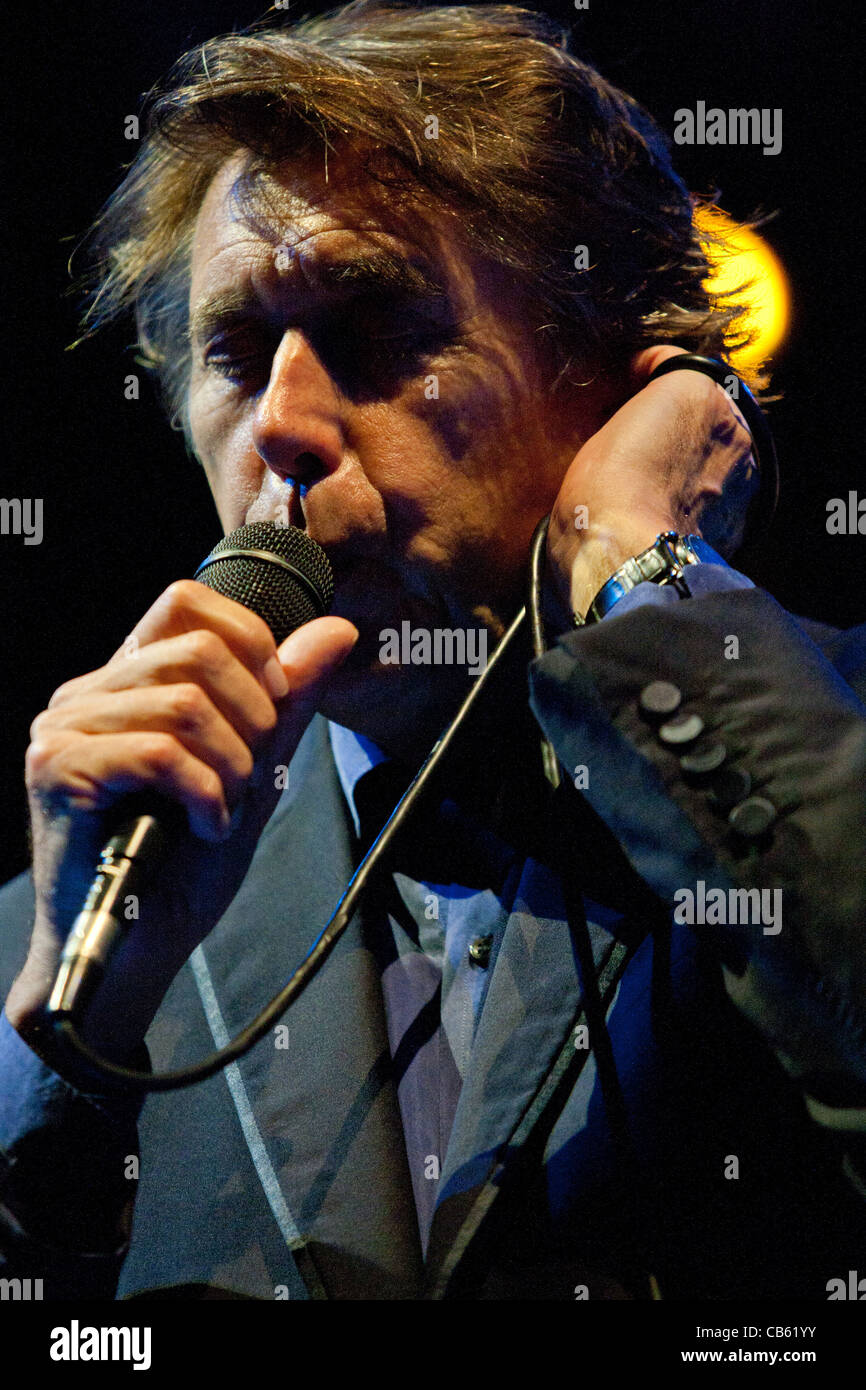 Bryan ferry band on stage hi-res stock photography and images - Alamy