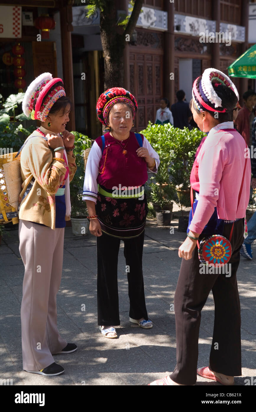 Yunnan traditional dress hi-res stock photography and images - Alamy