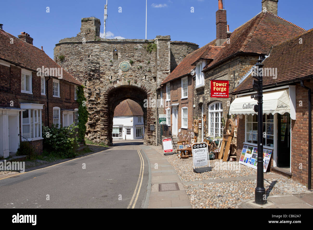 The Landgate, Rye, East Sussex: 14th century gate to the fortified town ...