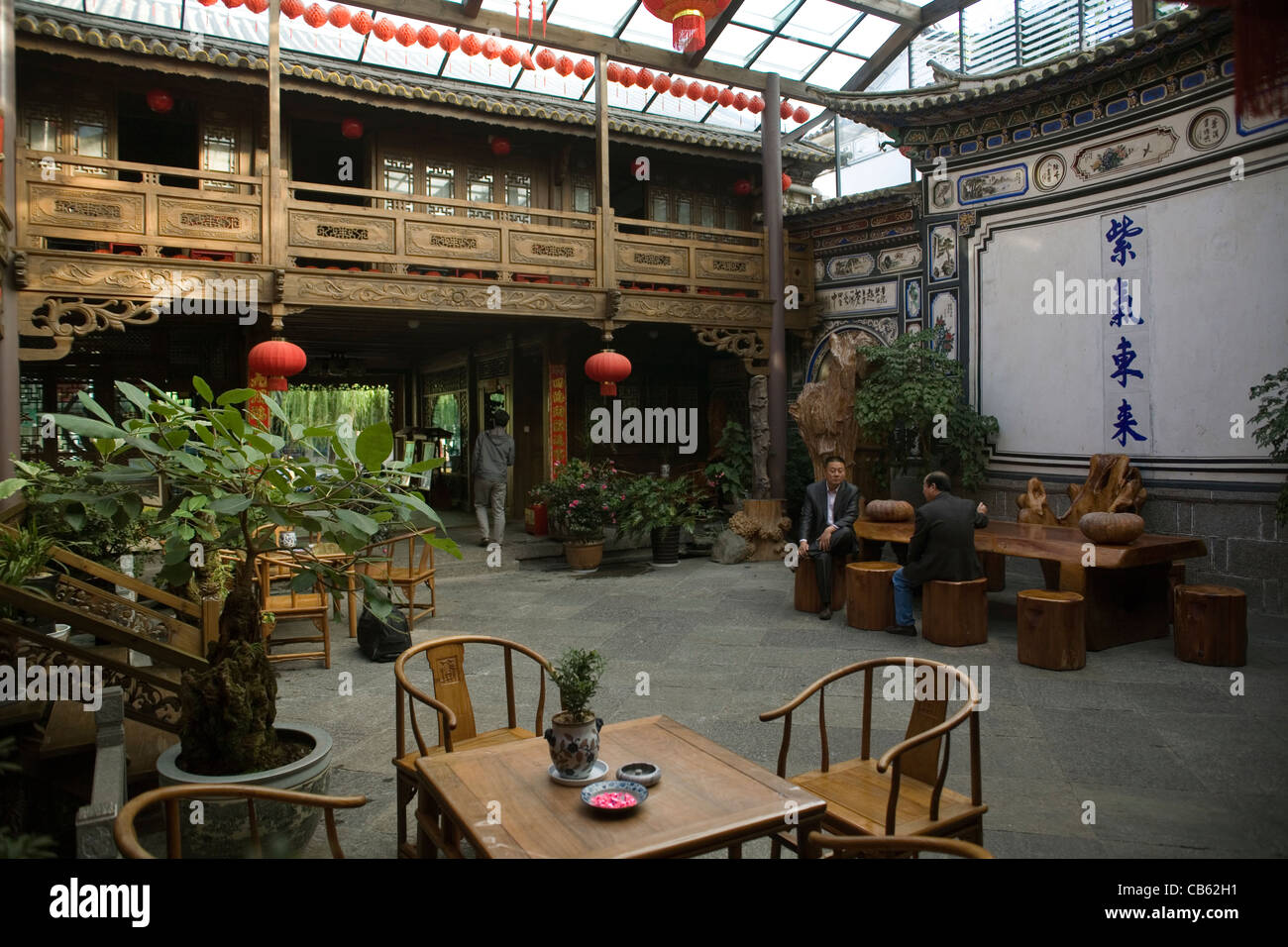 China Yunnan Dali Landscape hotel courtyard Stock Photo - Alamy