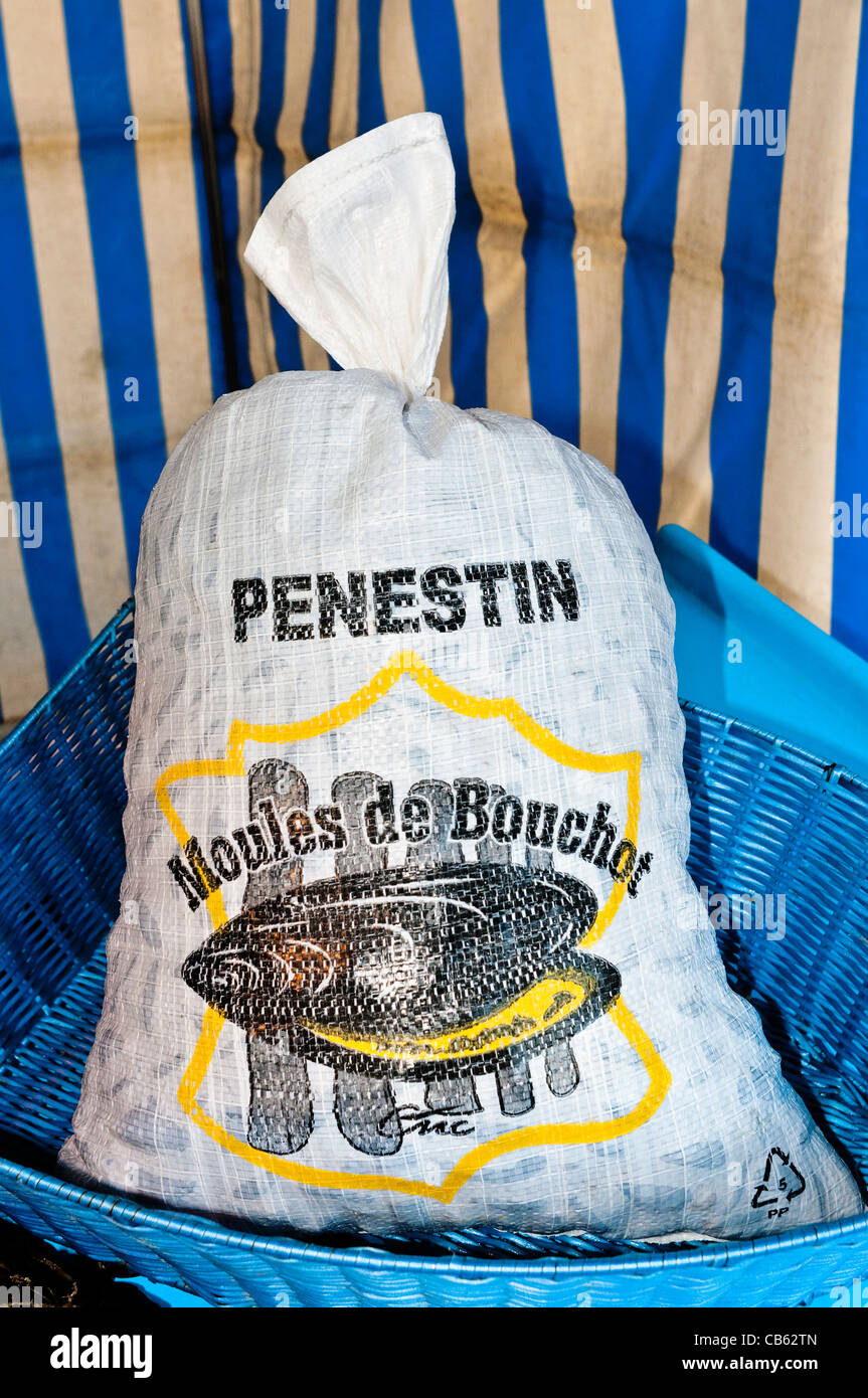 Sack of Mussels on fishmonger's stall - France Stock Photo - Alamy