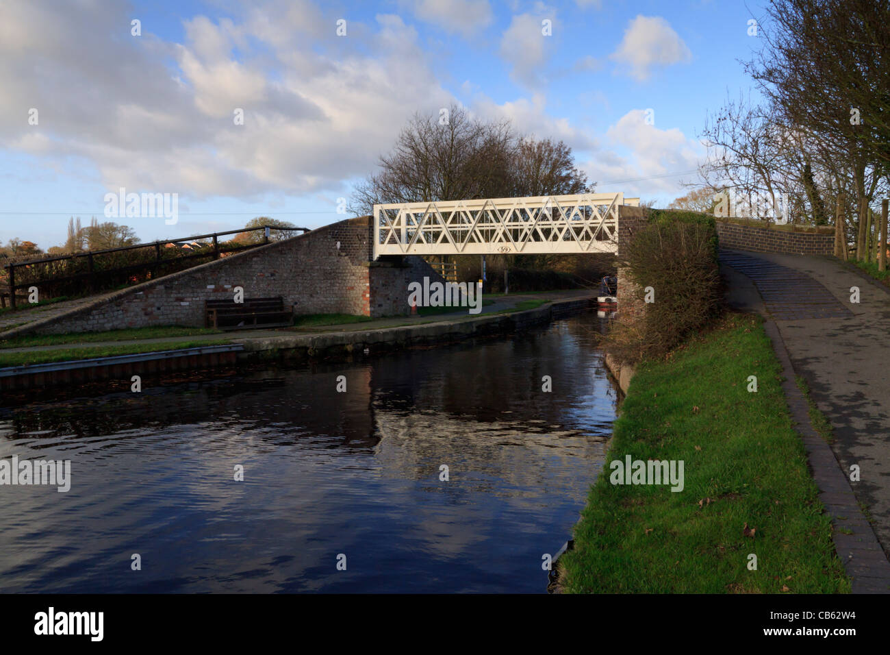 Bridge over the entrance to Ellesmere Wharf on the Llangollen Canal ...