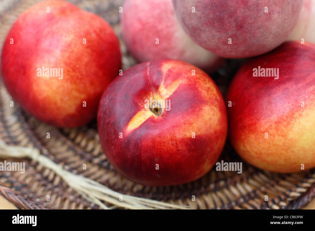 Whole nectarines hi-res stock photography and images - Alamy