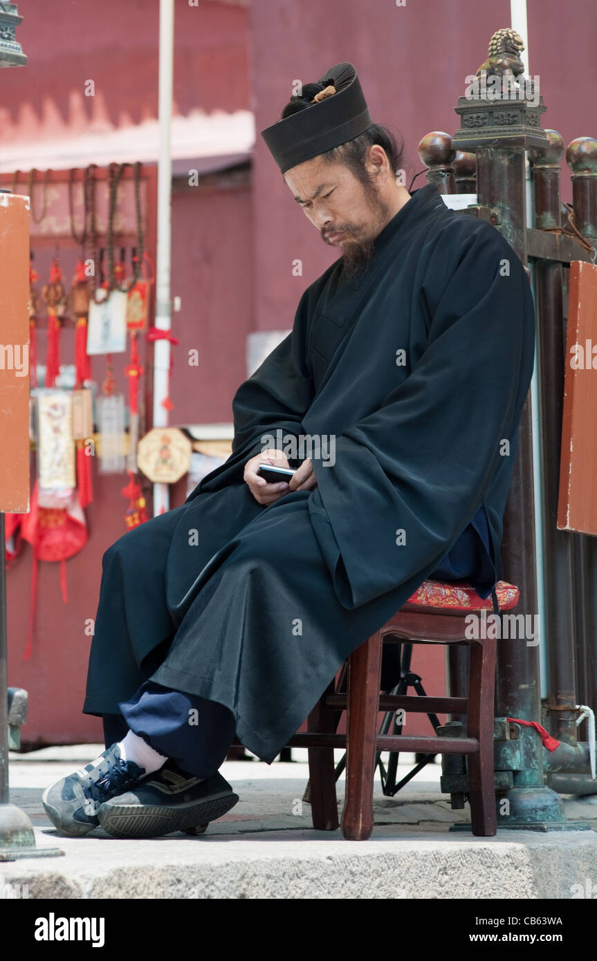 A taoist monk with a cellular, Taishan, China Stock Photo - Alamy