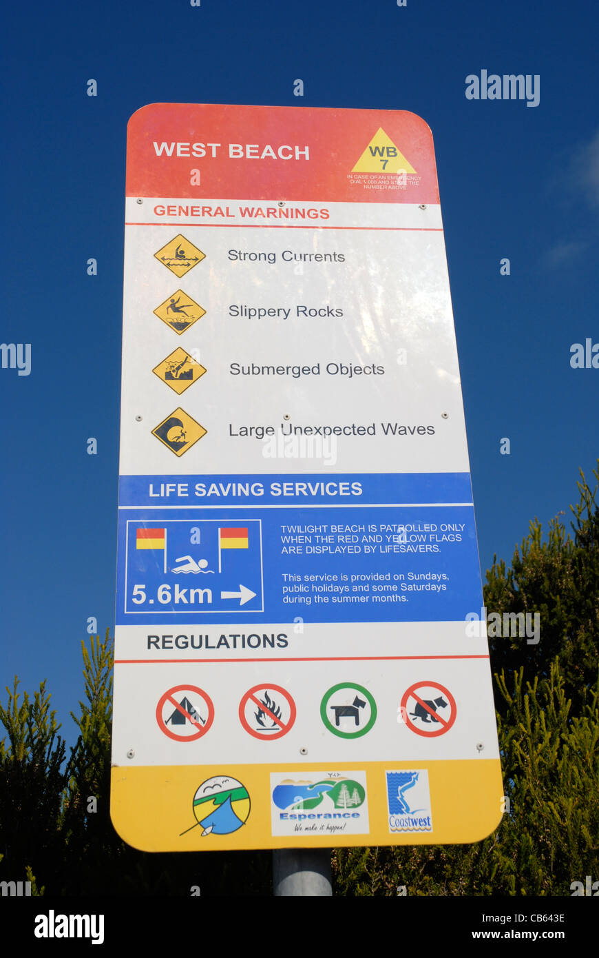 Slippery rocks warning sign beach hi-res stock photography and images ...