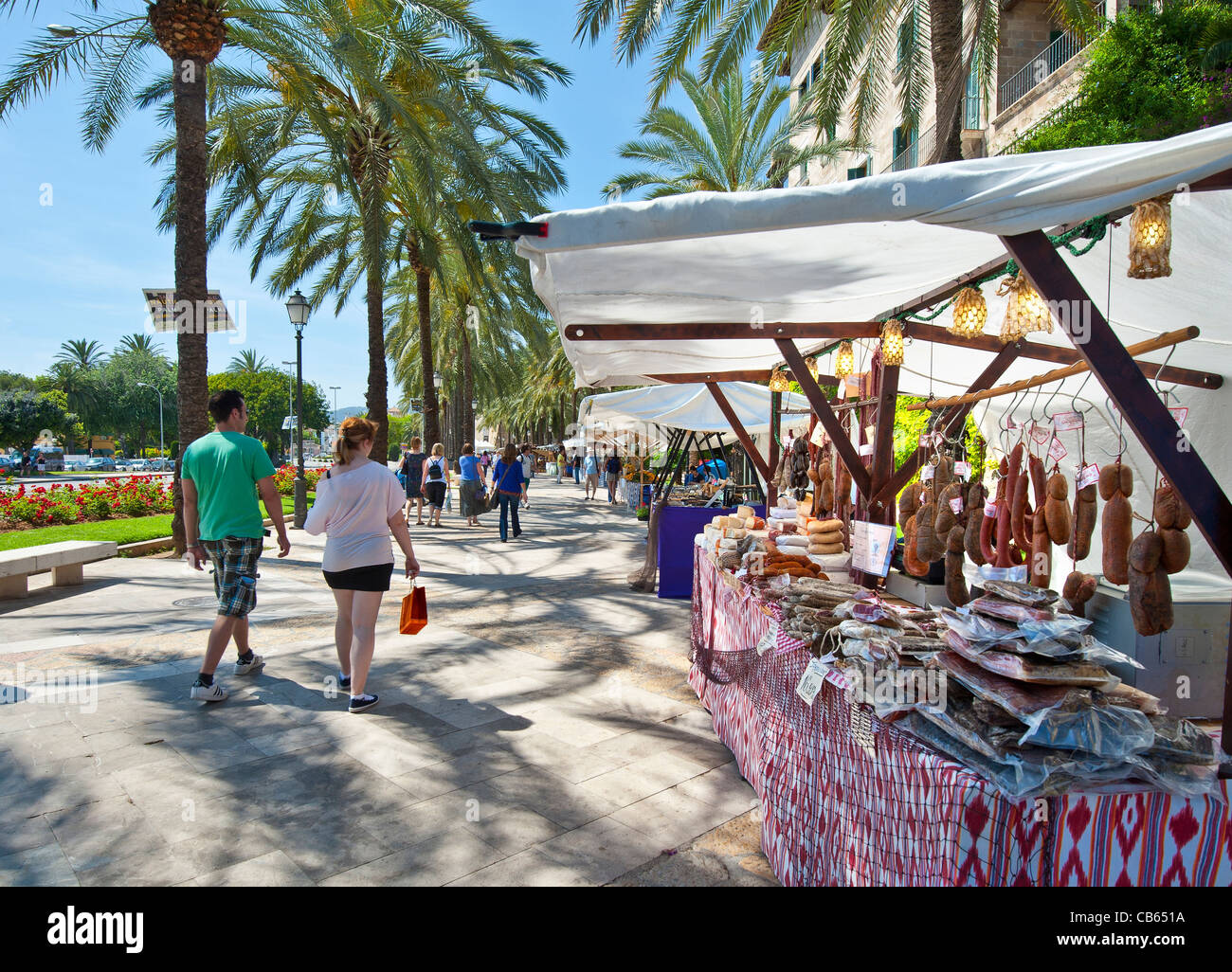 PALMA MARKET STALLS MALLORCA Visitors browsing outdoor market stalls ...