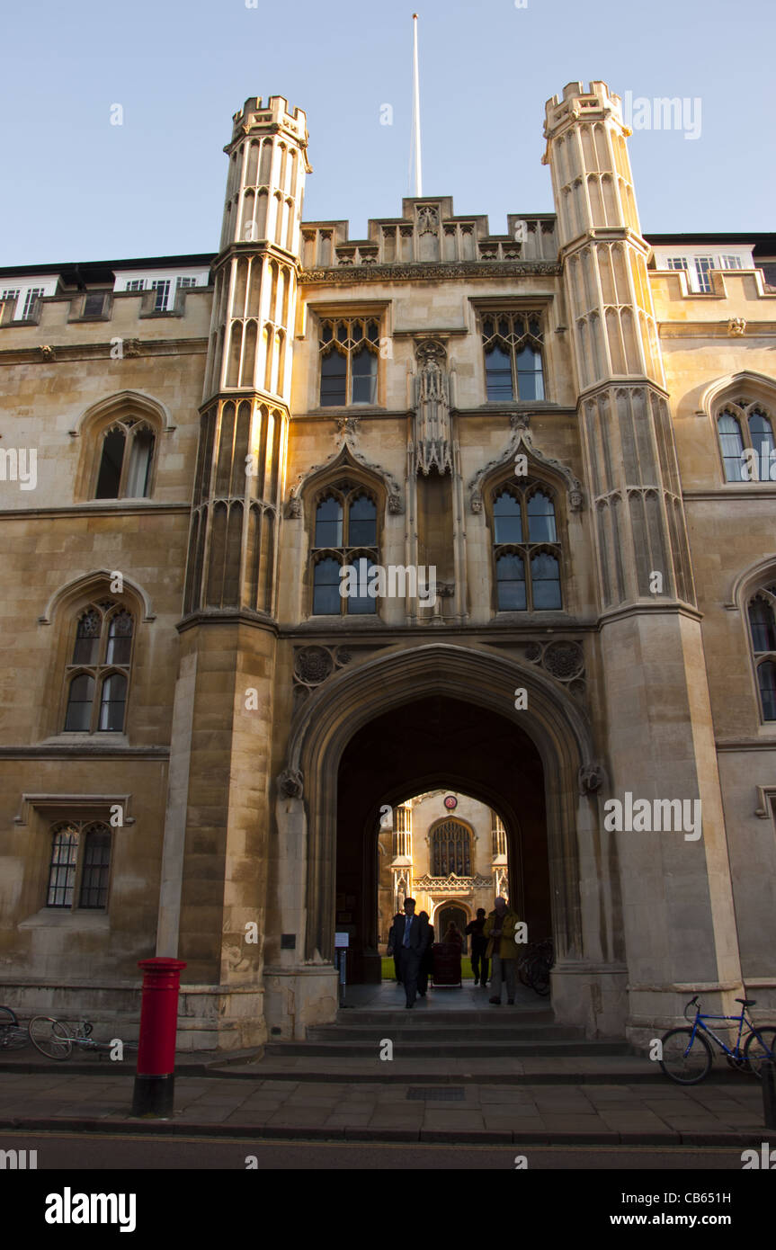 Entrance and college closed sign with tourists Corpus Christi College ...