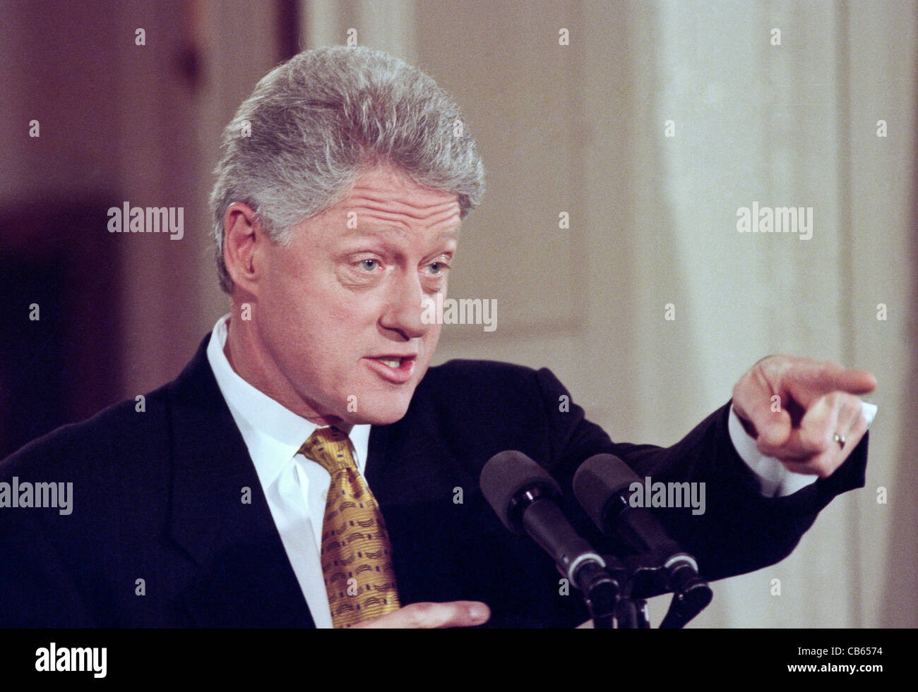 President bill clinton points portrait hi-res stock photography and ...