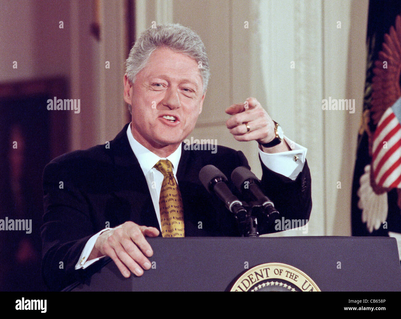 President bill clinton points portrait hi-res stock photography and ...