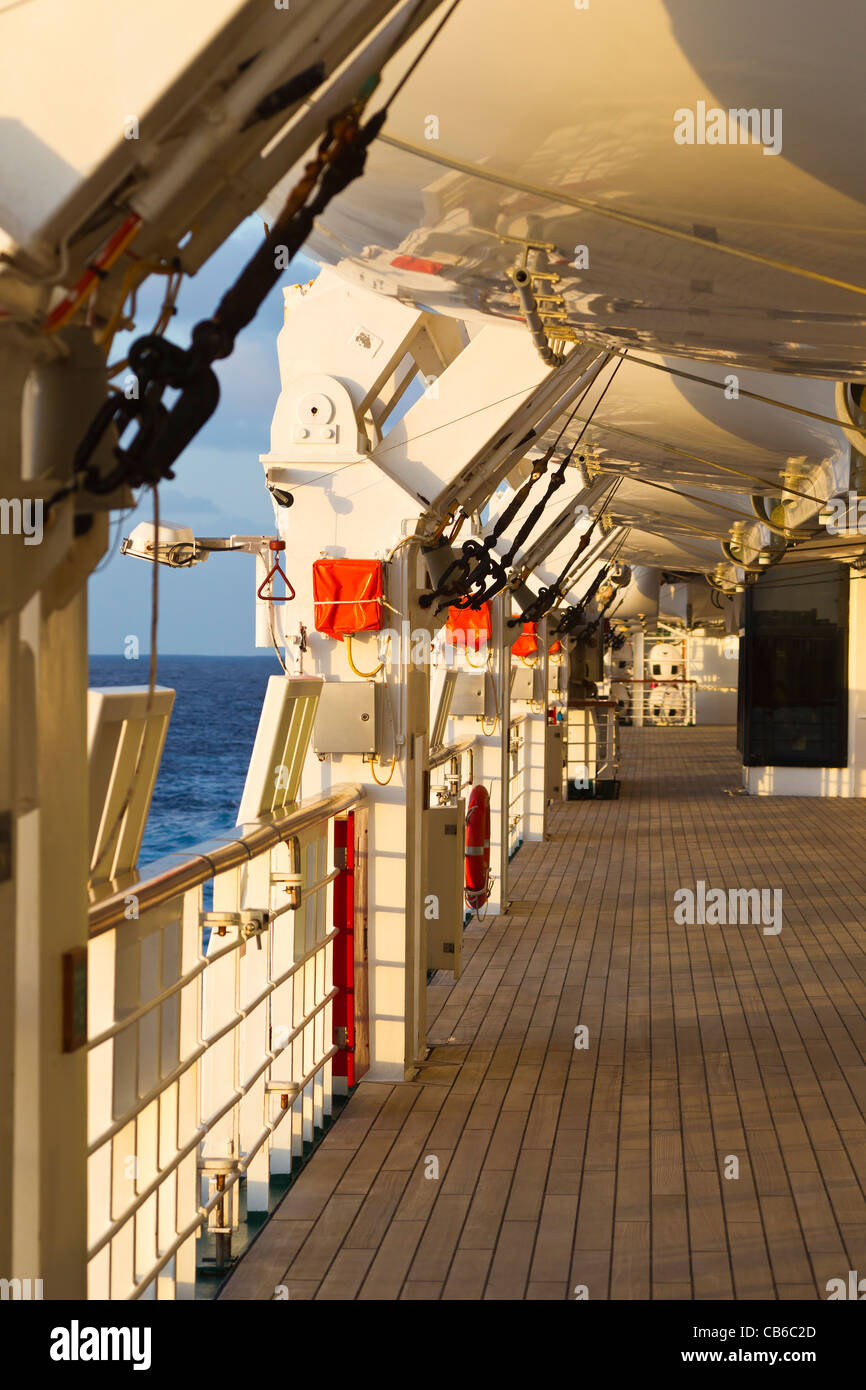 Cruise Ship Arcadia P&O Promenade Deck Stock Photo - Alamy