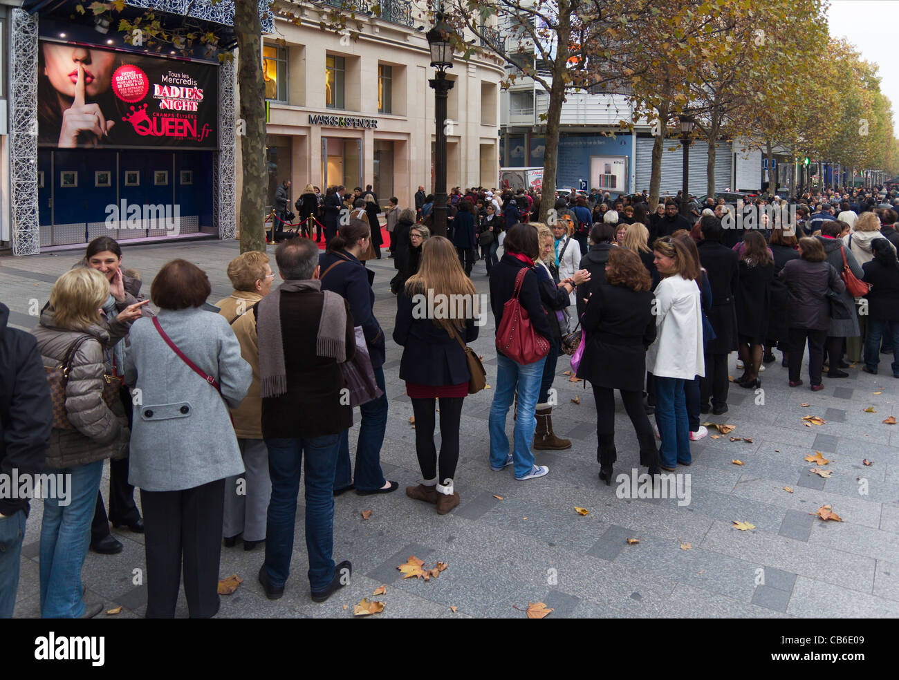 Shoppers queuing outside store hi-res stock photography and images - Alamy