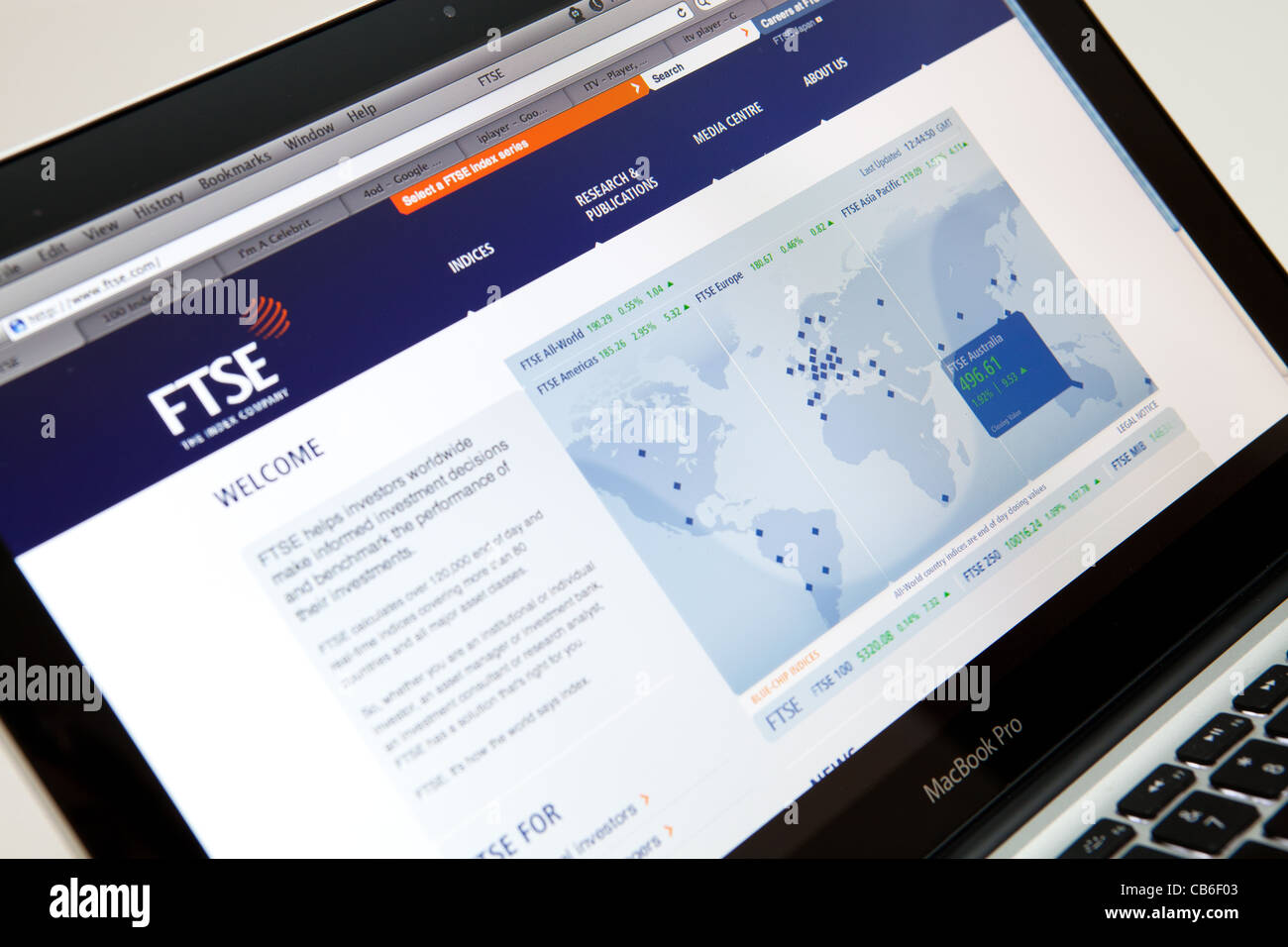 Stock market shares up screens hi-res stock photography and images - Alamy