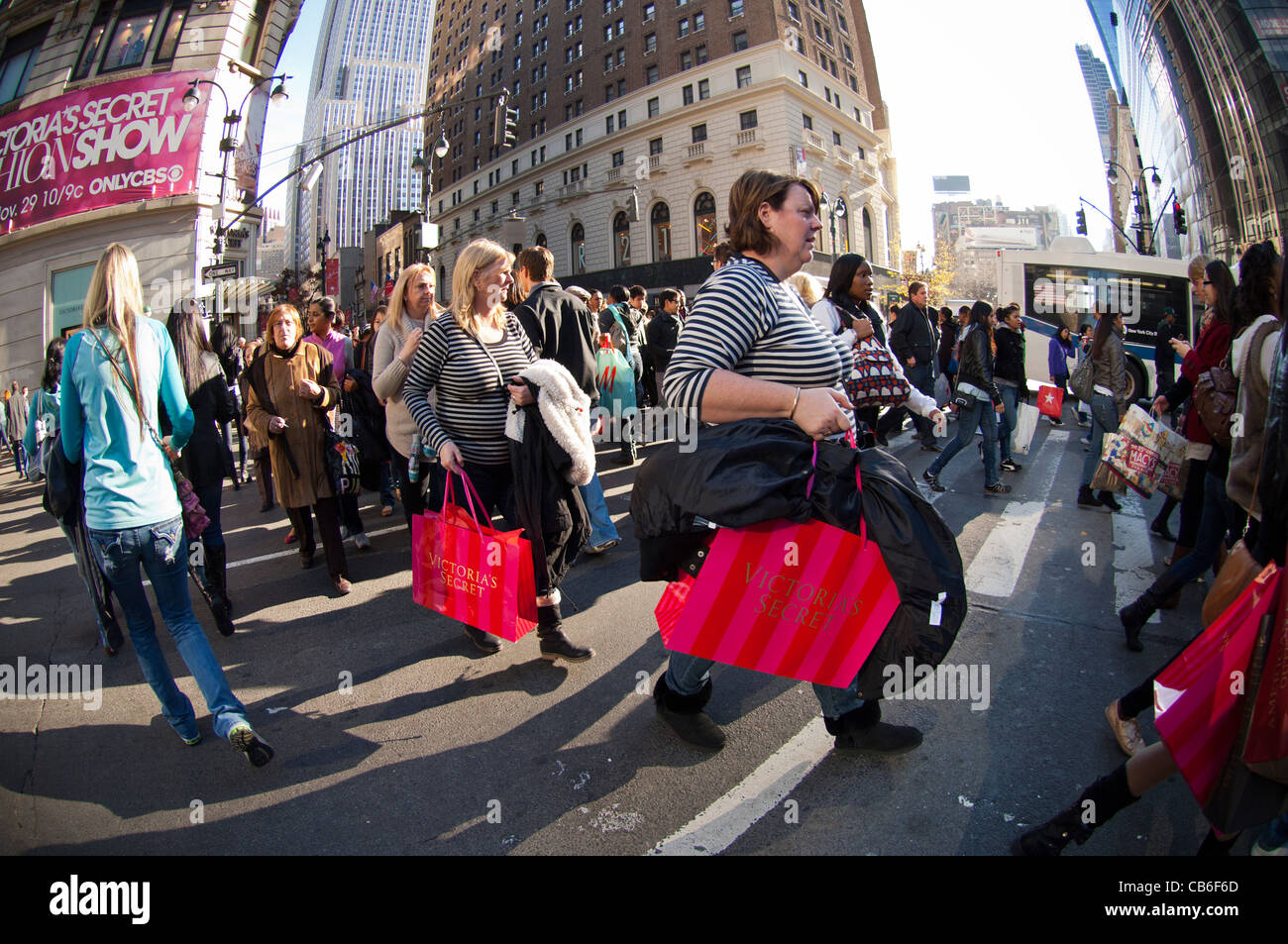 Shoppers in the Herald Square shopping district in New York Stock Photo - Alamy