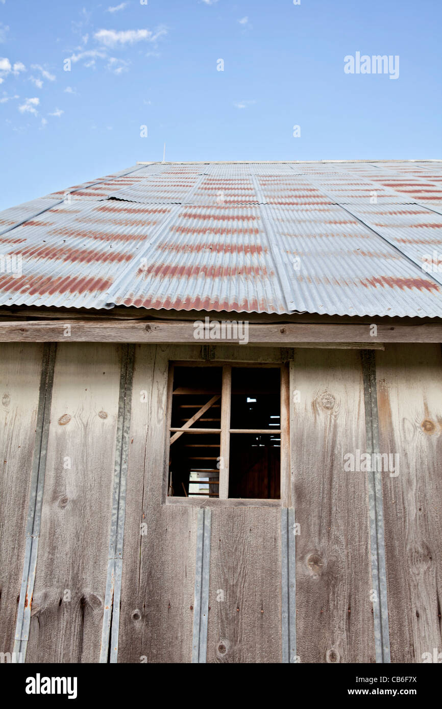 Old barn rusty tin roof hi-res stock photography and images - Alamy
