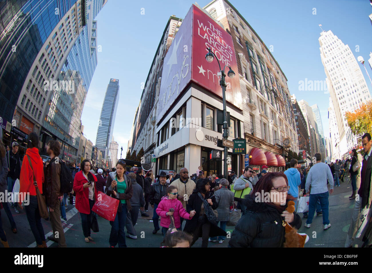Shoppers outside Macy's in the Herald Square shopping district in New York Stock Photo - Alamy