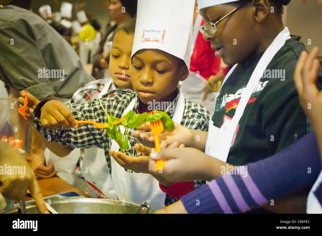 Children prepare healthy thanksgiving dinner hi-res stock photography ...
