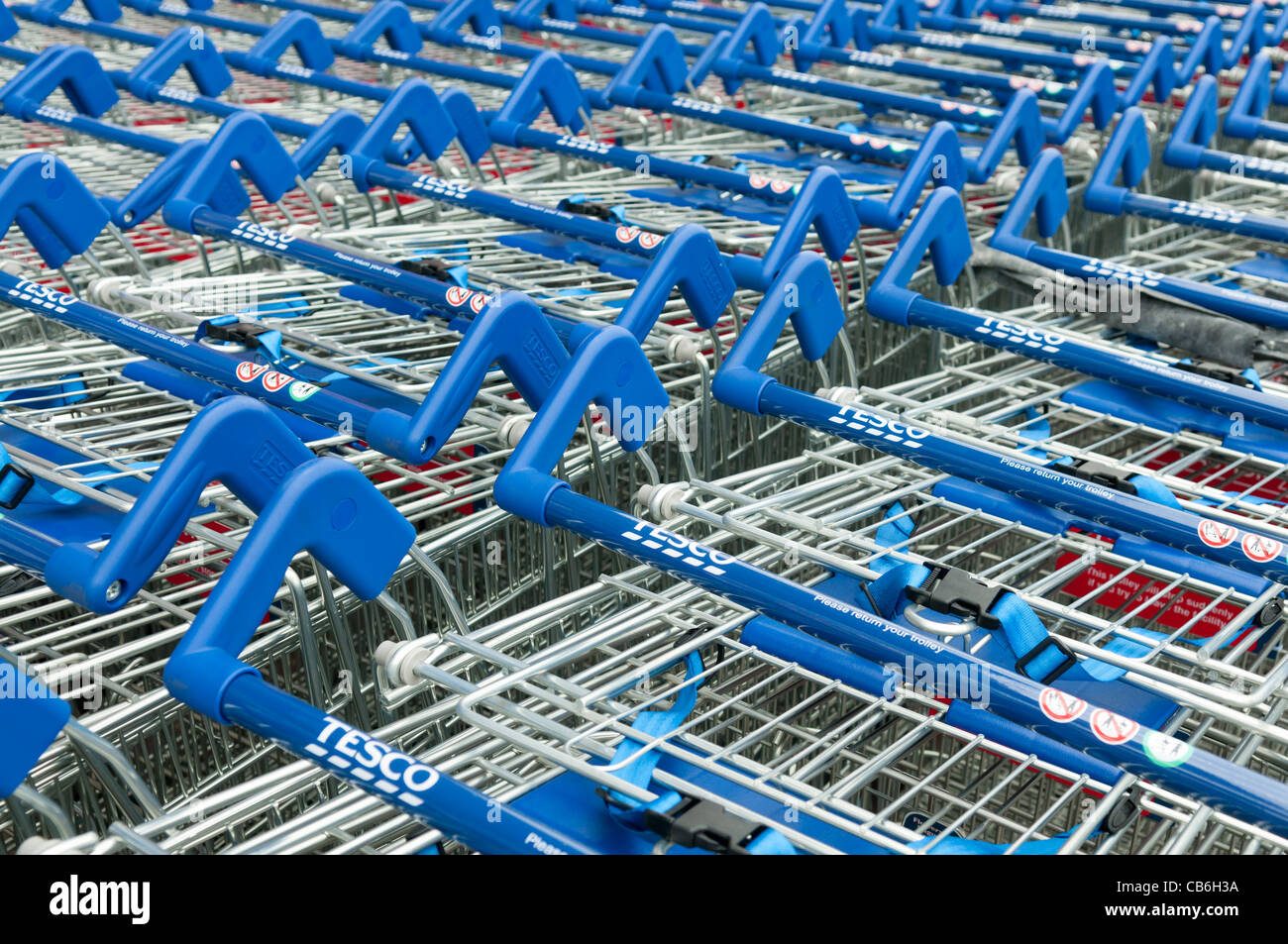Tesco shopping trolley hi-res stock photography and images - Alamy