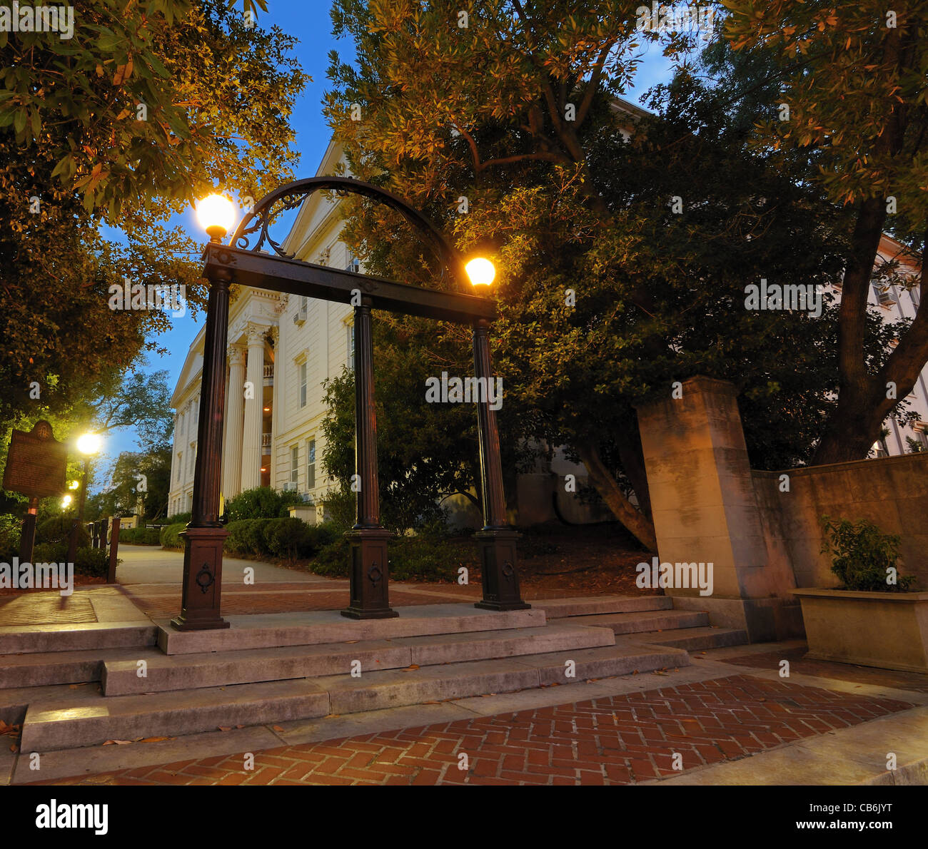 College arch hi-res stock photography and images - Alamy