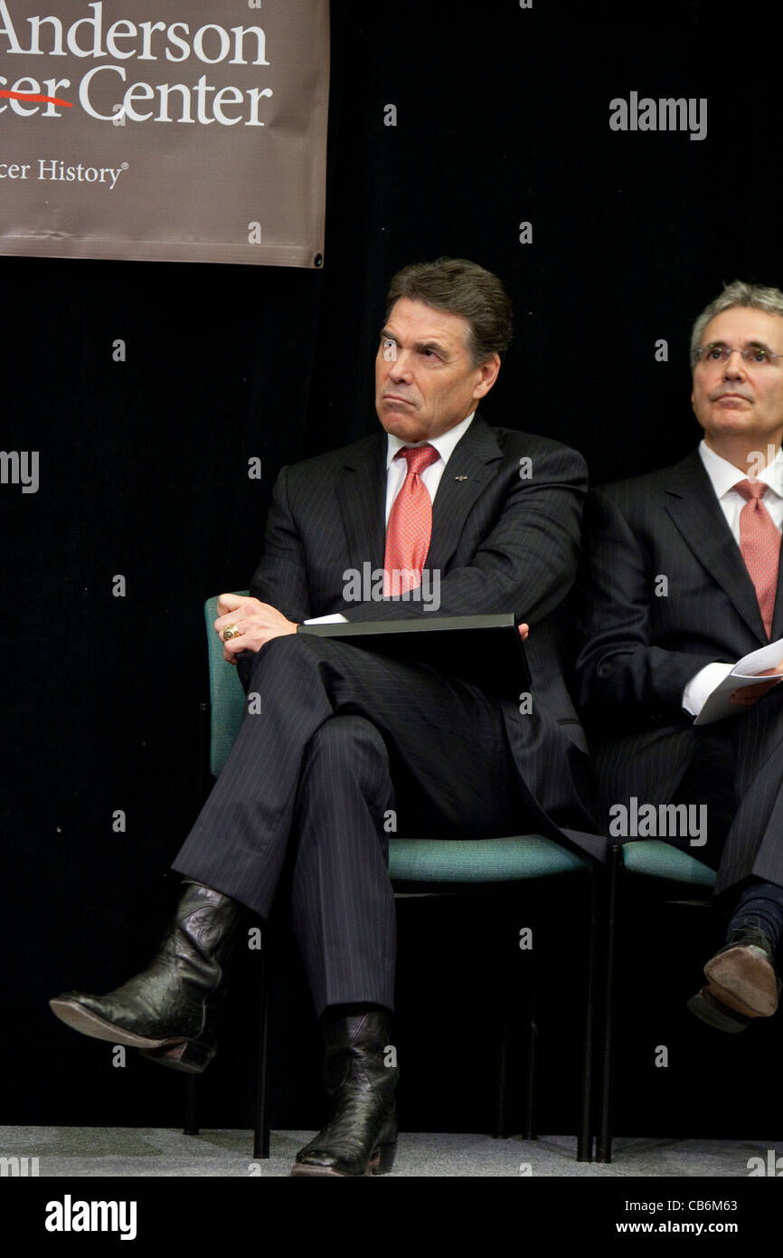 Texas Governor Rick Perry crosses legs on stage Stock Photo - Alamy