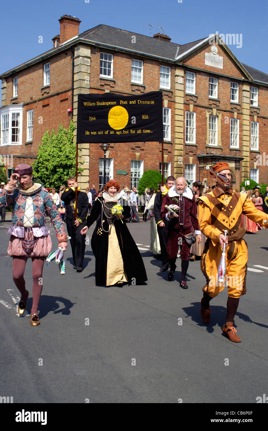 Actors dressed in traditional Elizabethan dress entertain visitors ...
