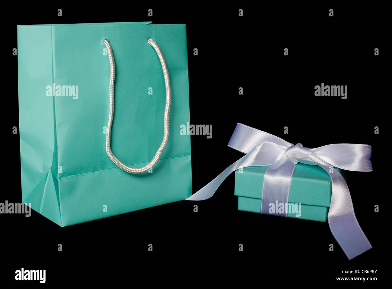 Tiffany blue box white bow hi-res stock photography and images - Alamy