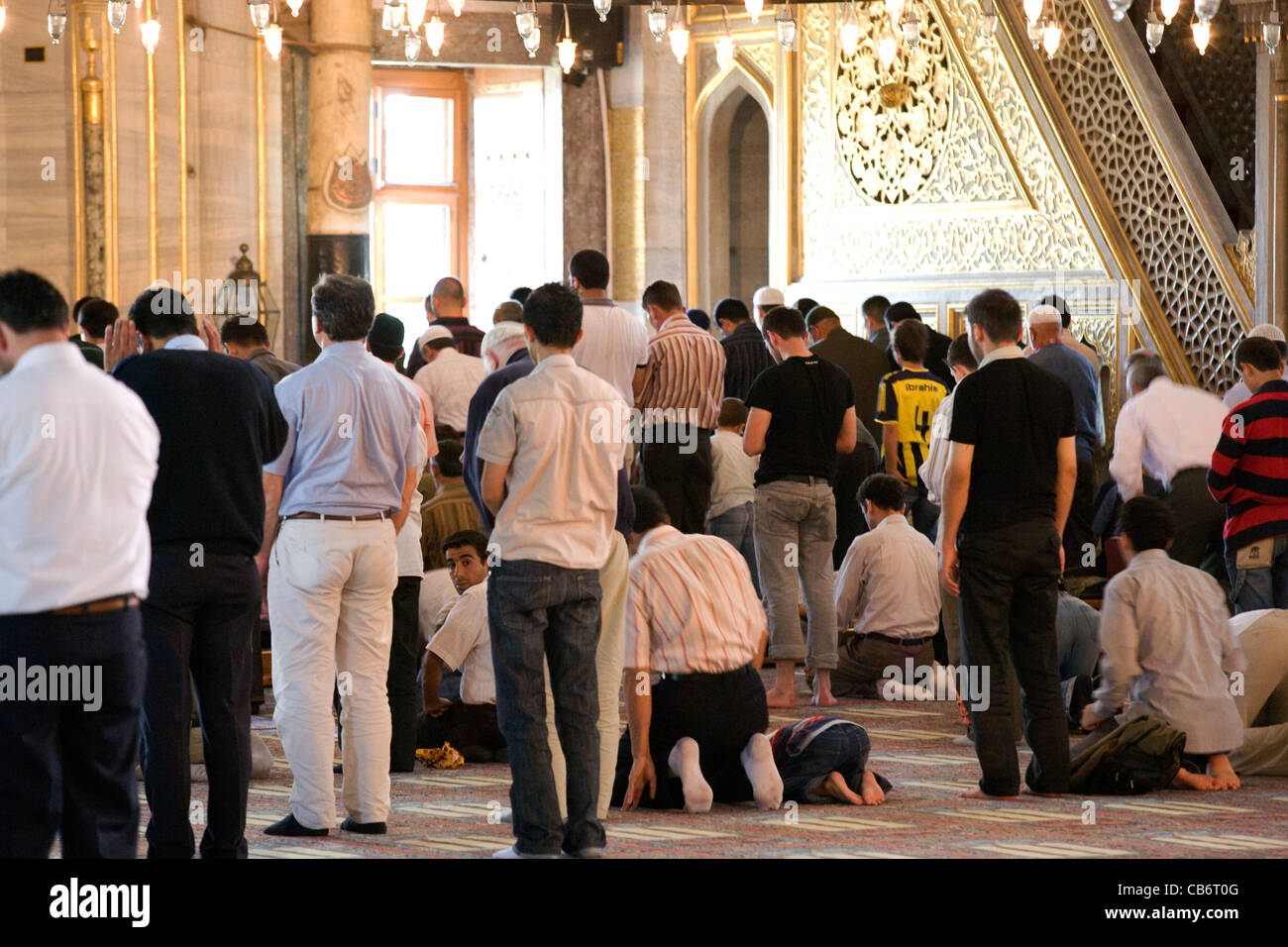 Istanbul: prayers in Blue Mosque Stock Photo - Alamy