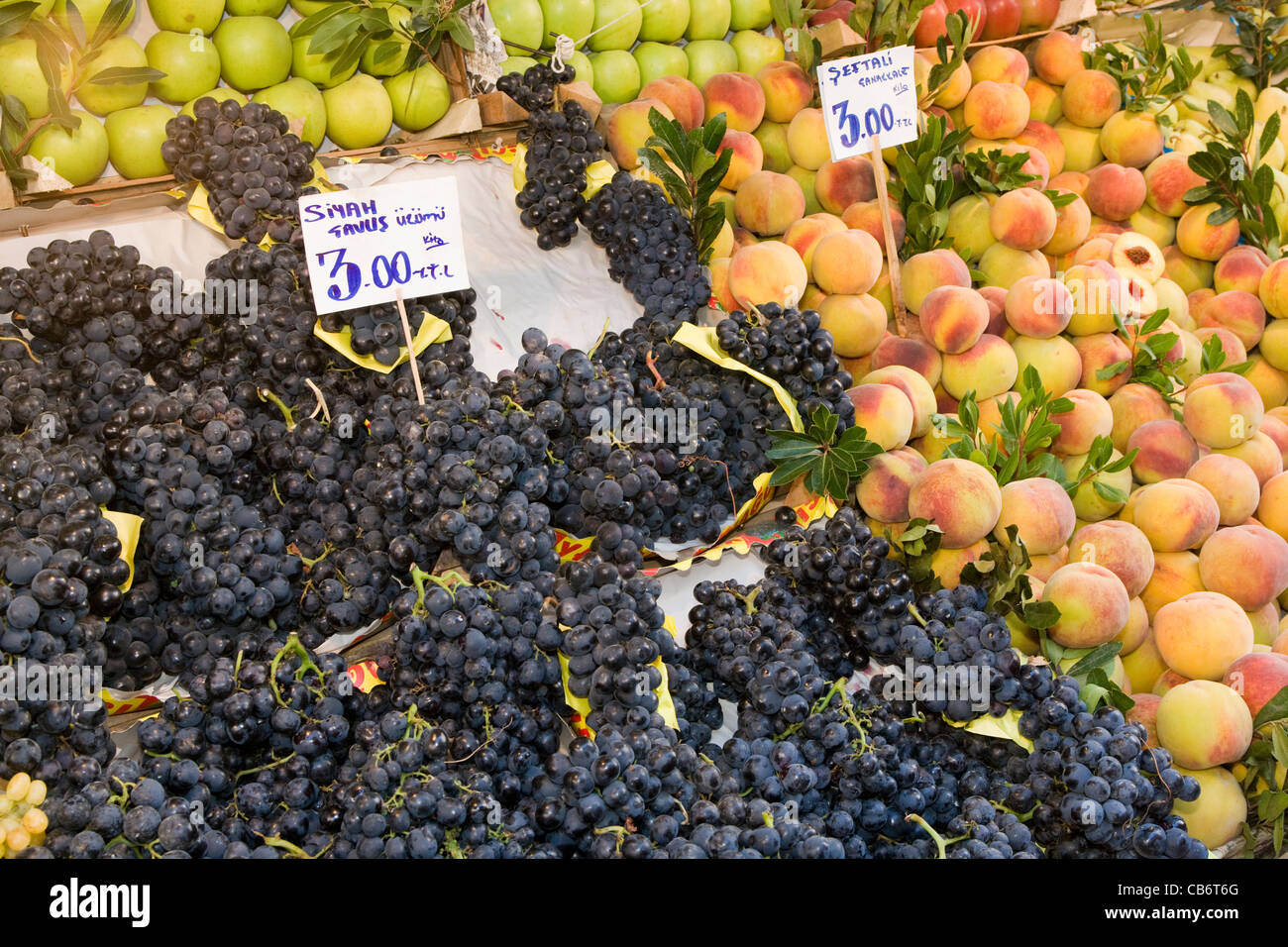 Istanbul: market fruit stall / grapes Stock Photo - Alamy