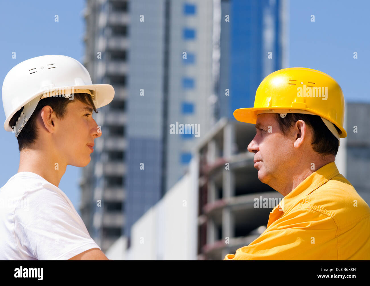 Two builders building white hi-res stock photography and images - Alamy