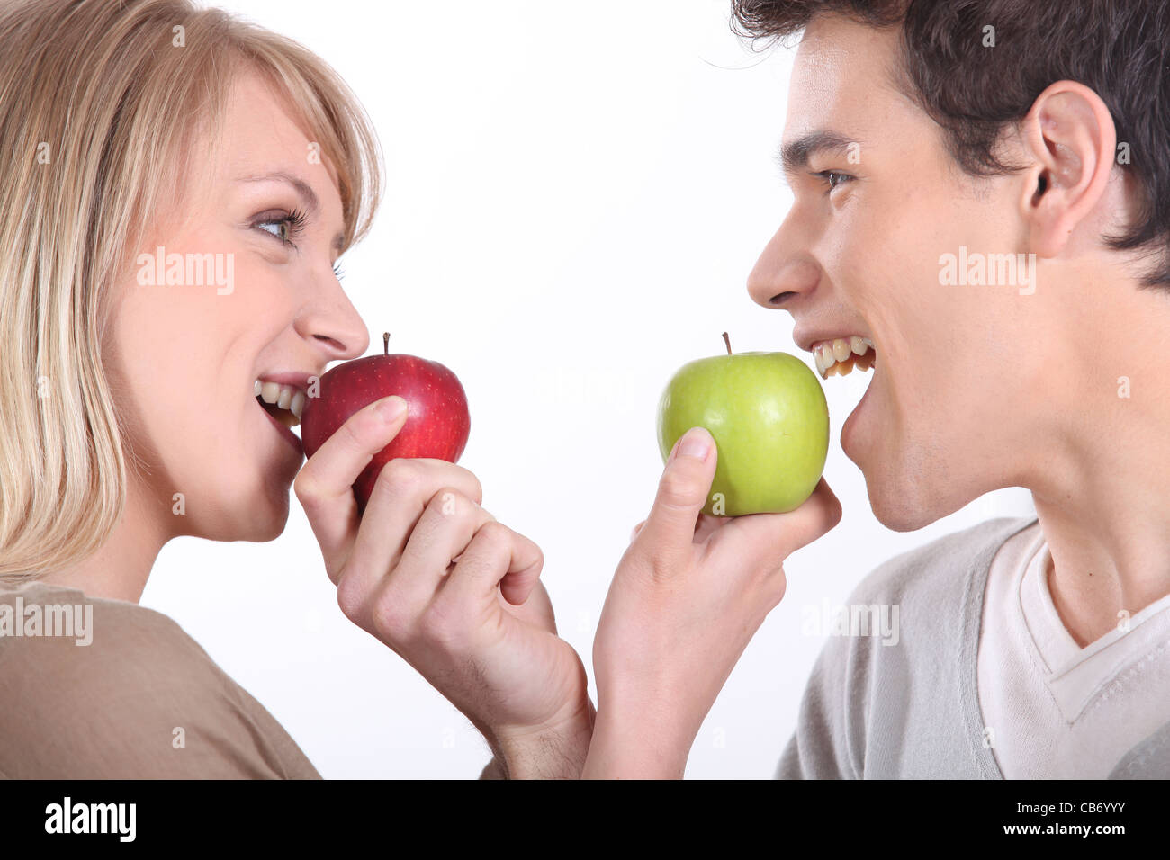 couple eating apples Stock Photo - Alamy