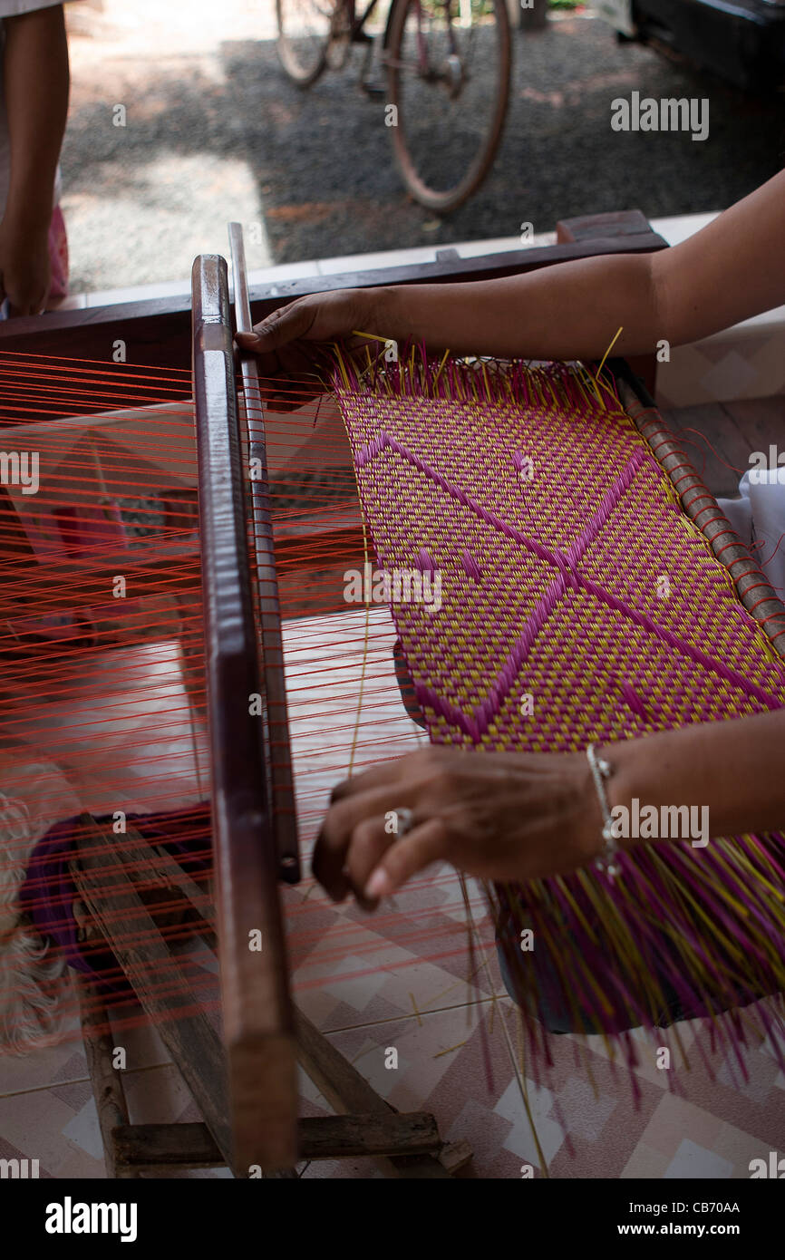 Women weaving on looms hi-res stock photography and images - Alamy