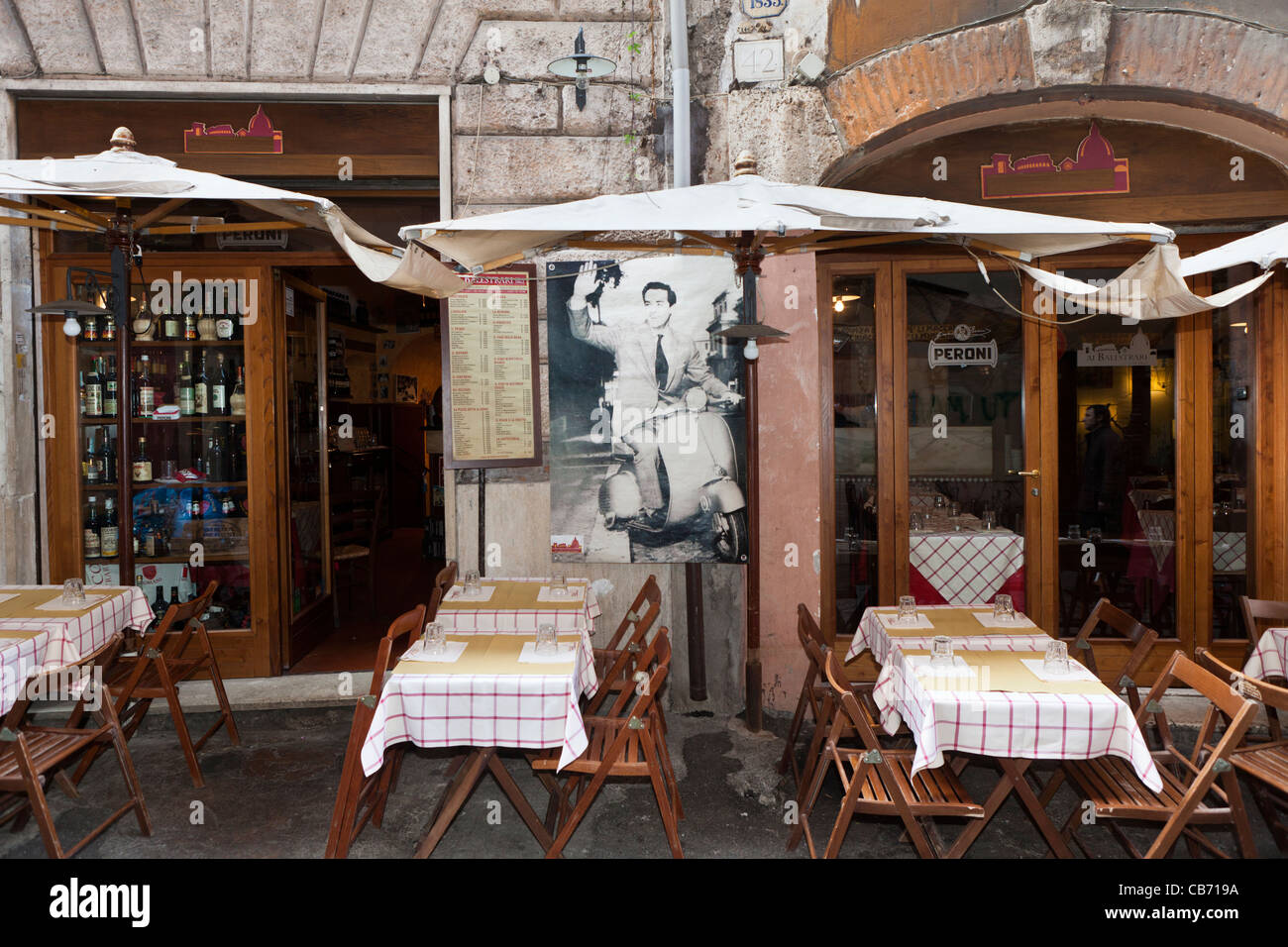 Cafe restaurant in Rome with pavement tables and chairs Stock Photo - Alamy