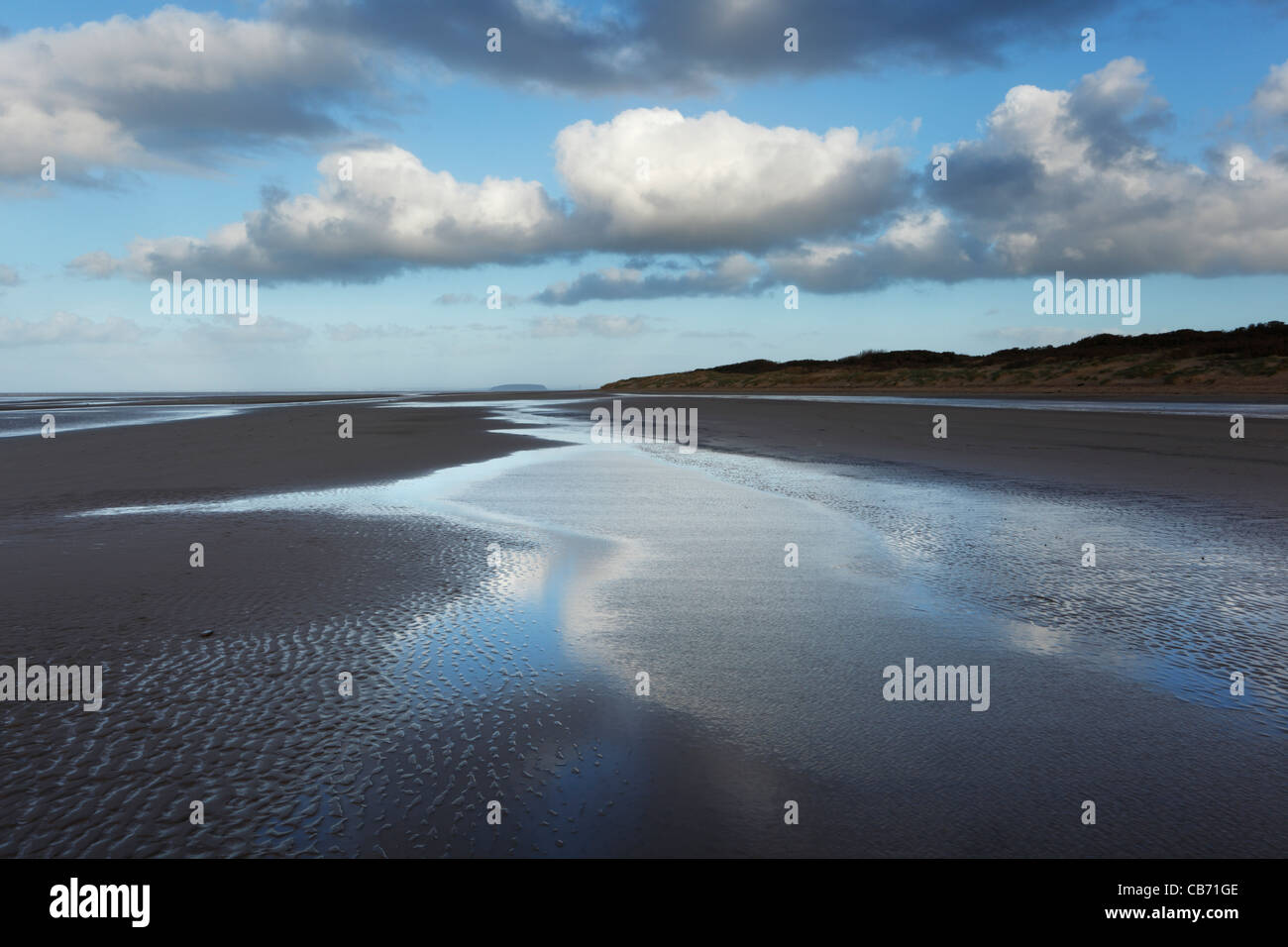 Burnham Beach with Steep Holm Island in the Distance. Burnham-on-Sea ...