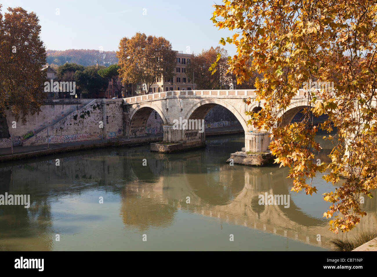 Footbridge Ponte Sisto over River Tiber, Rome Stock Photo - Alamy